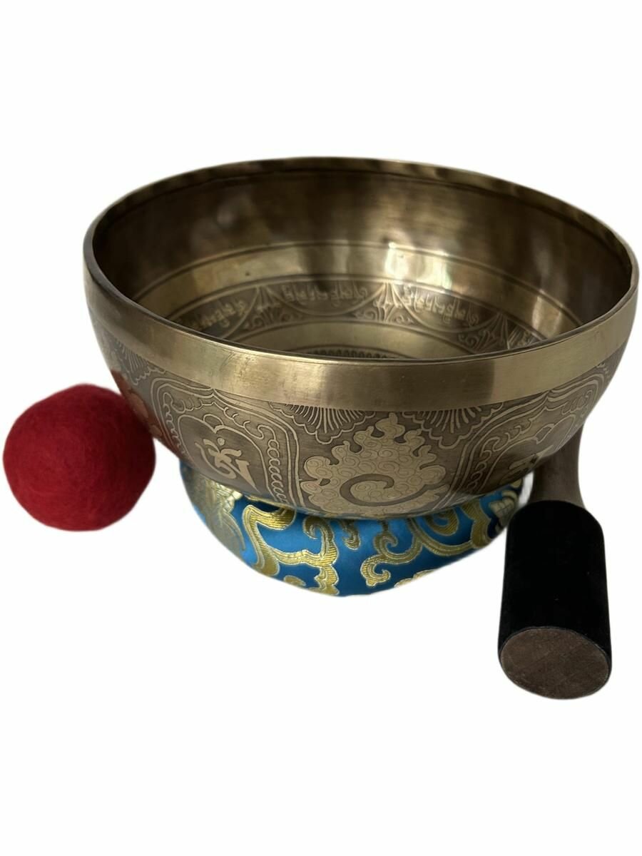 Тибетская поющая чаша тёмная с буддийскими символами (кованая): диаметр 23.41 см, нота До#, 137 Гц, частота вибрации: 309 Гц, в комплекте со стиком и подушечкой