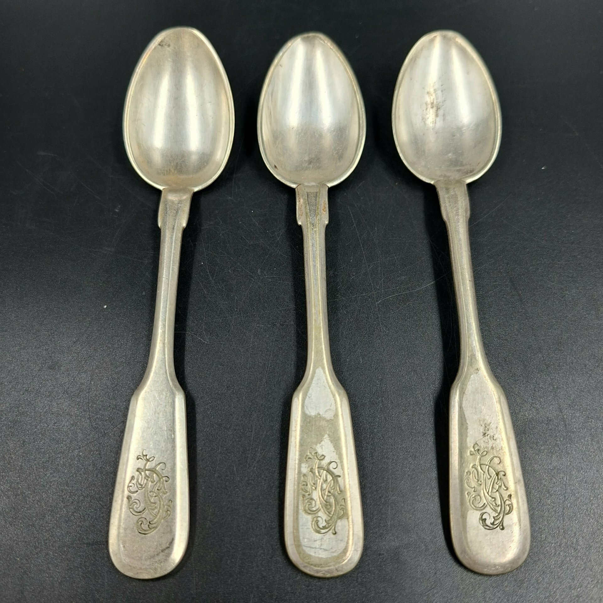 Набор из трех чайных ложек с владельческими монограммами, металл, серебрение