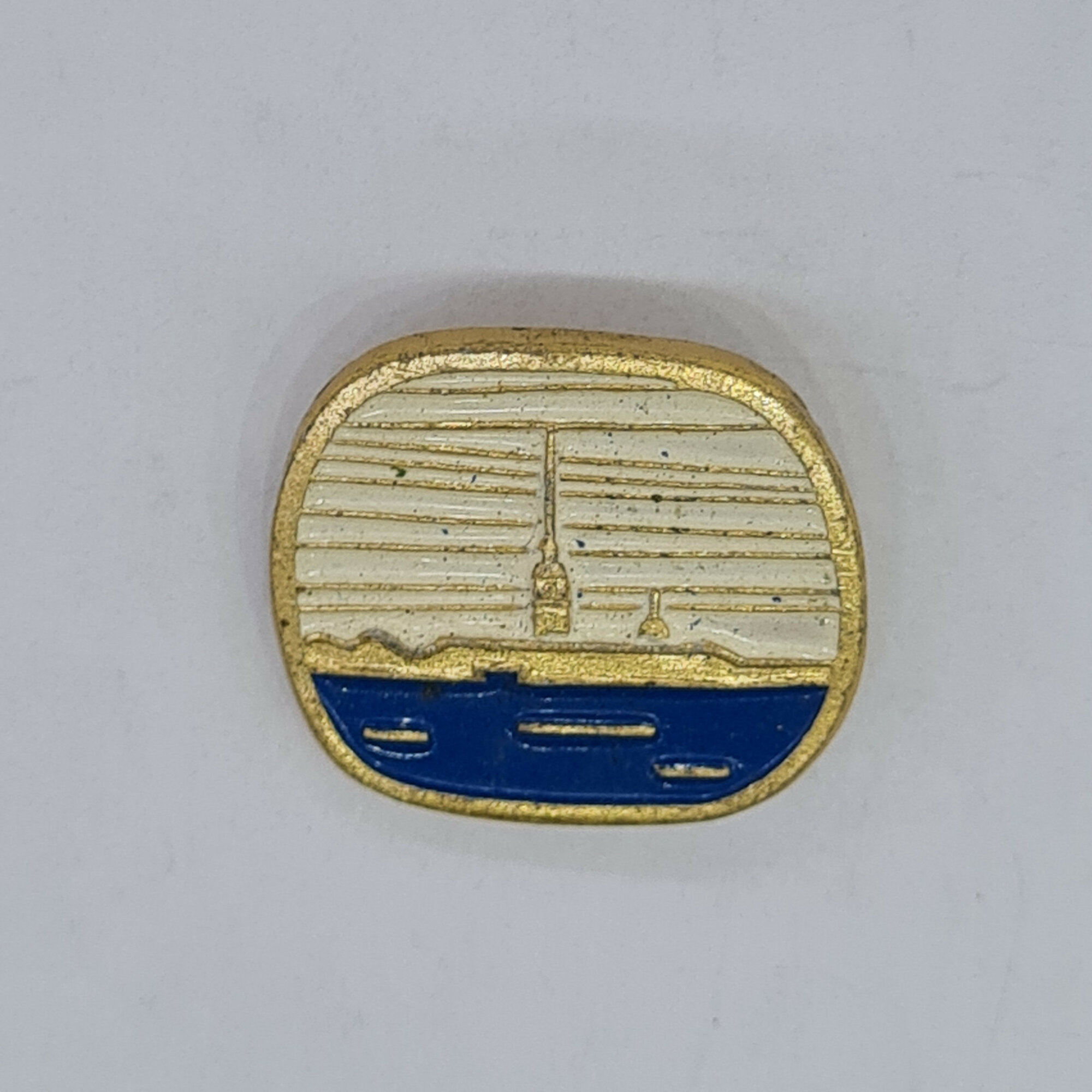 Значок СССР ландшафт с рекой и силуэтом башни на горизонте, эмаль, советский и винтажный