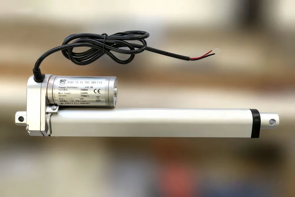 Линейный привод (актуатор) 12 В, длина хода 200 мм, 10 мм/с до 150 кг (1500N)