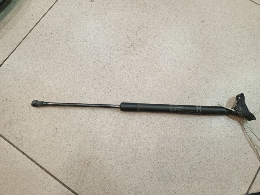 Амортизатор двери багажника правый от Toyota Vitz 2005-2010