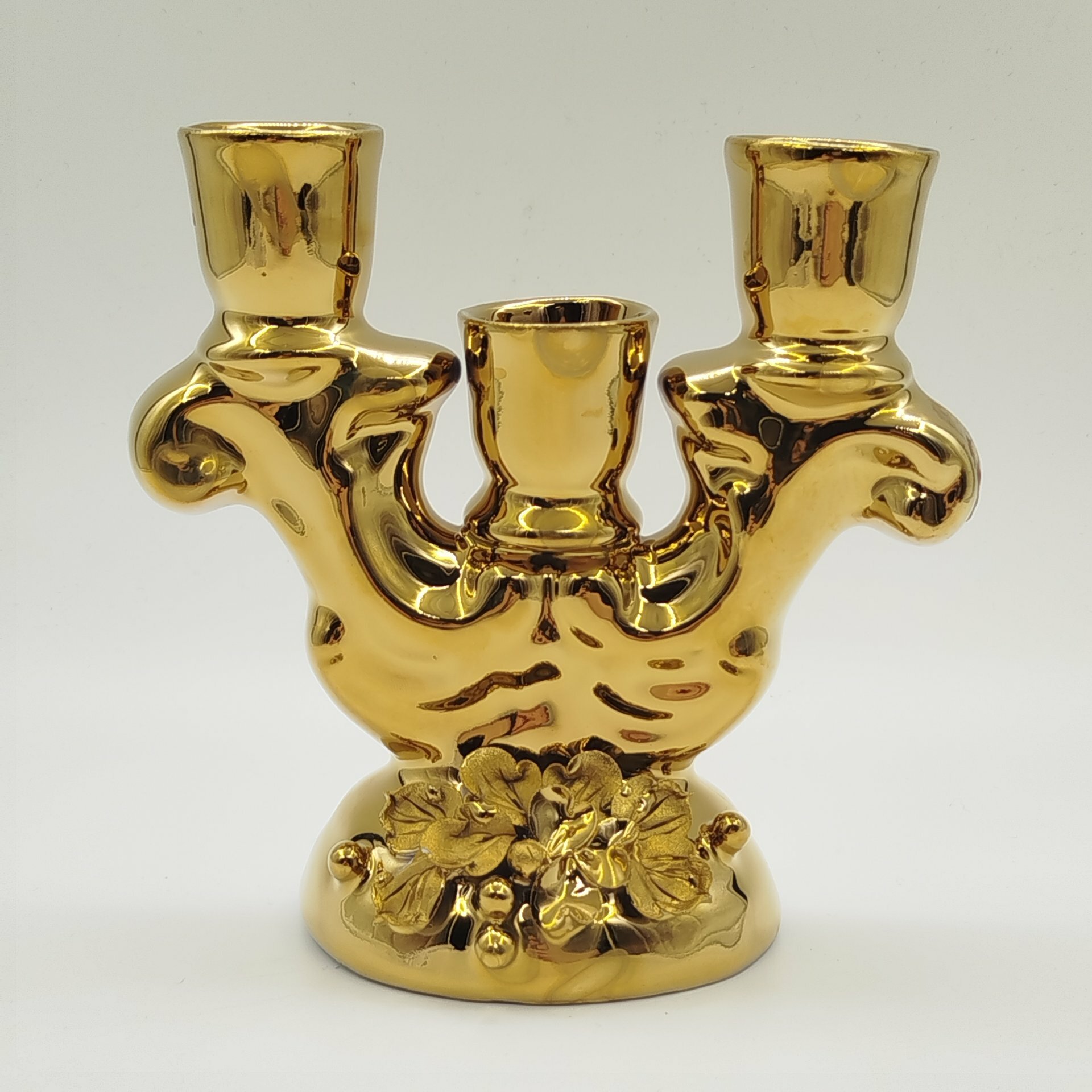 Подсвечник на три свечи с рельефным растительным декором, фарфор, крытье