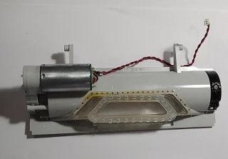 Мотор (двигатель) в сборе с редуктором в корпусе для центральной щетки робота пылесоса (Roborock E5)