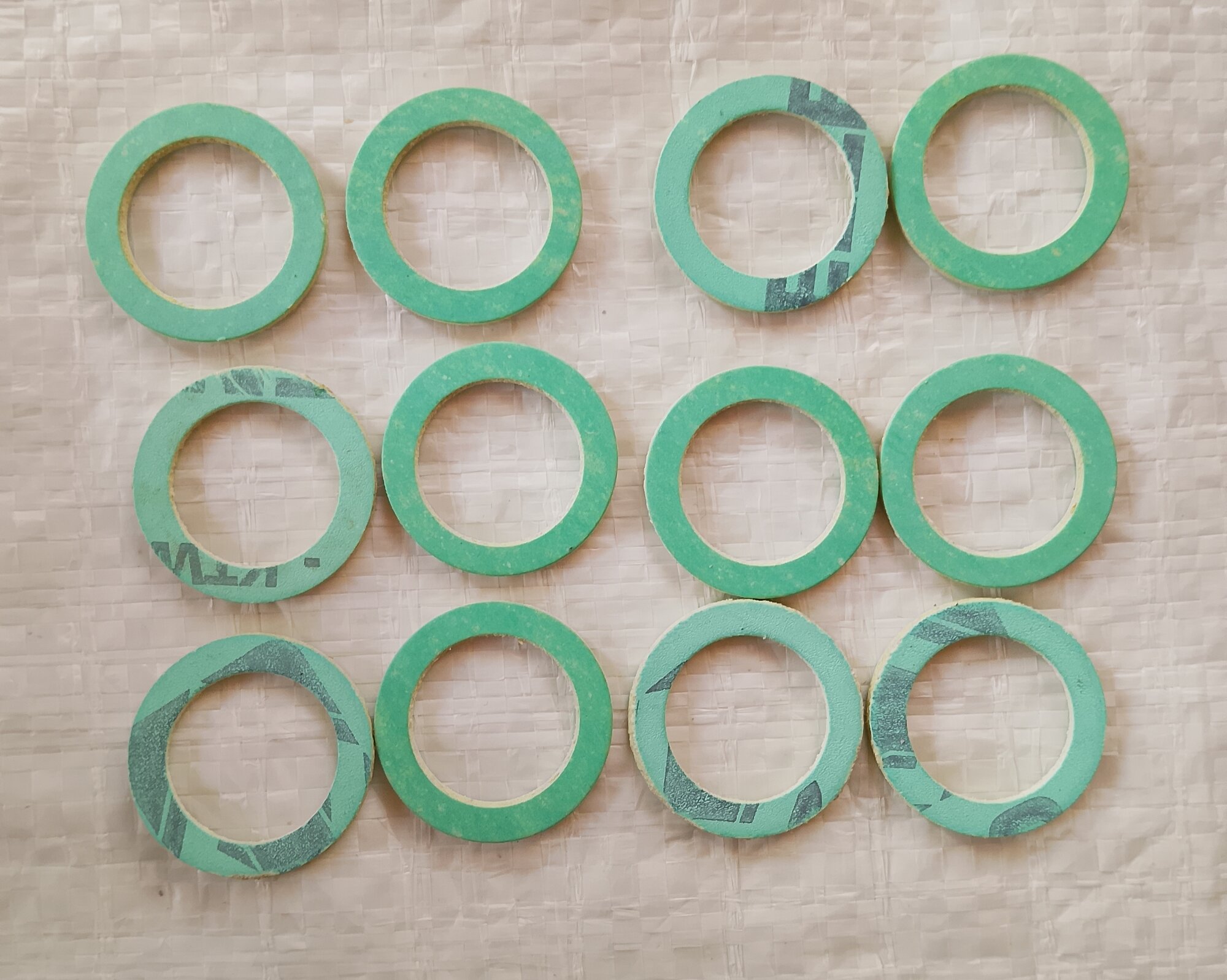 Паронитовая прокладка безасбестовая размер 3/4 в комплекте 12 штук.