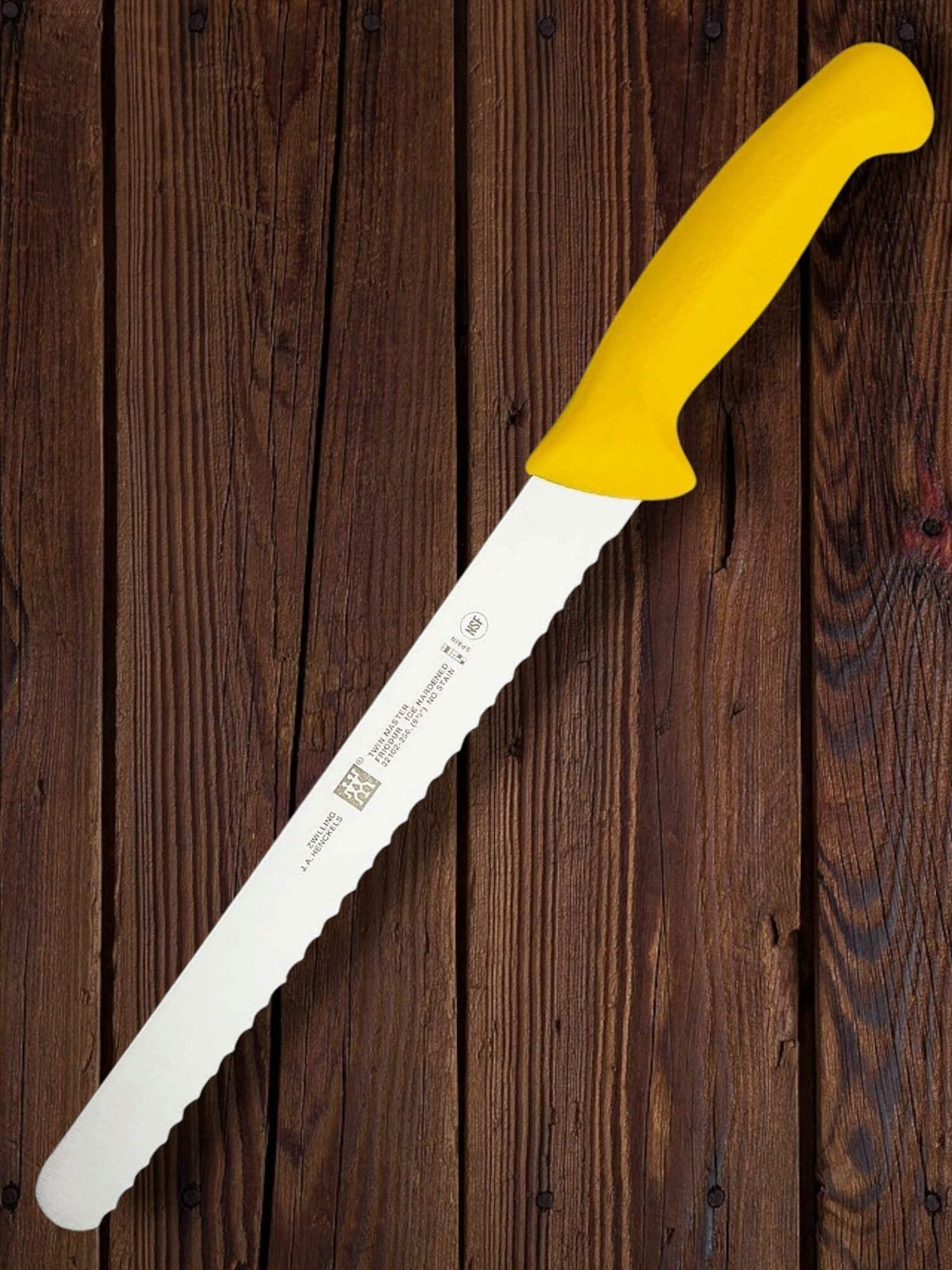 Кухонный нож / нож для нарезки / нож для хлеба Zwilling J.A. Henckels Twin Master 9,5 in. Serrated Slicing Bread Knife, Yellow, 32102-250