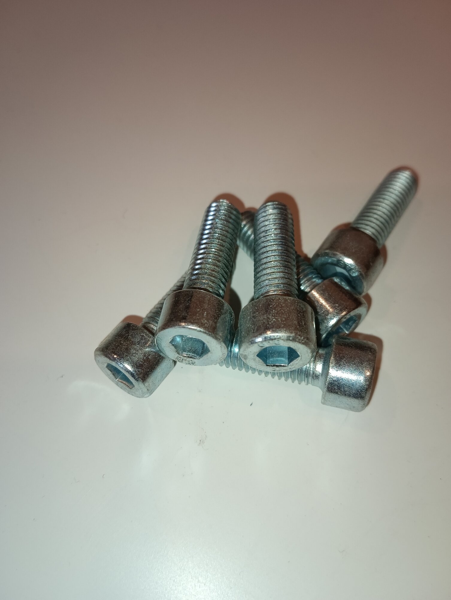 Винт DIN 912 8х25 (50 шт) с внутренним шестигранником и цилиндрической головкой, оцинкованный