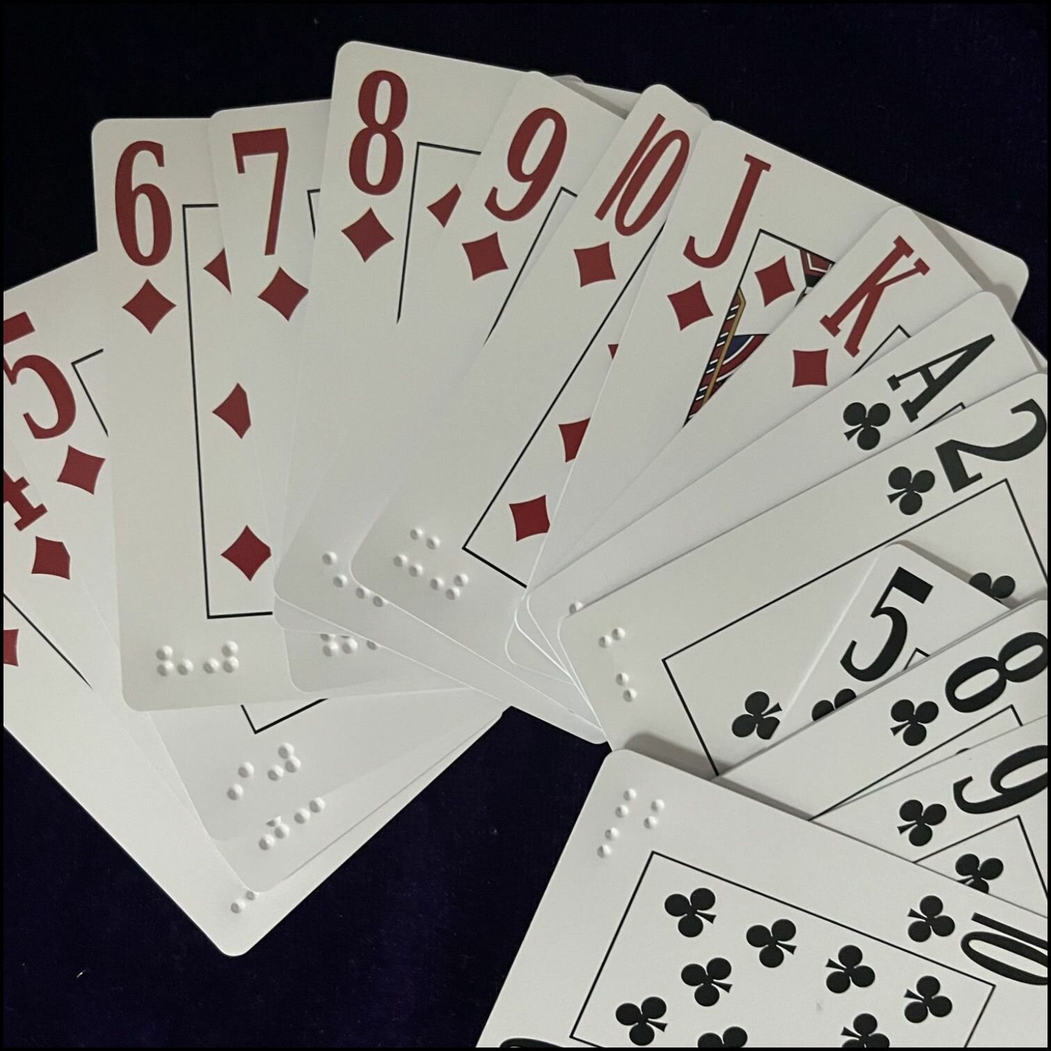 Игральные карты для незрячих и слабовидящих, пластиковая колода со шрифтом Брайля 54 карты премиум, англо-американский шаблон для инклюзивных игр и общения