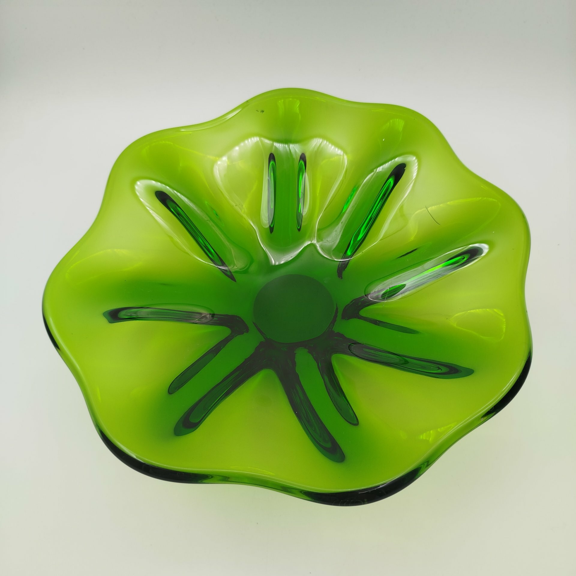 Ваза (фруктовница) травянисто-зеленого оттенка, стекло, гутная техника