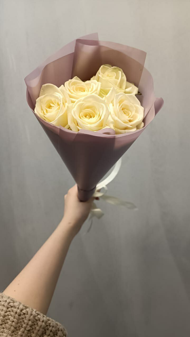 Мини-букет Demin-Roses, 5 белых роз, длина 50см, свежая поставка