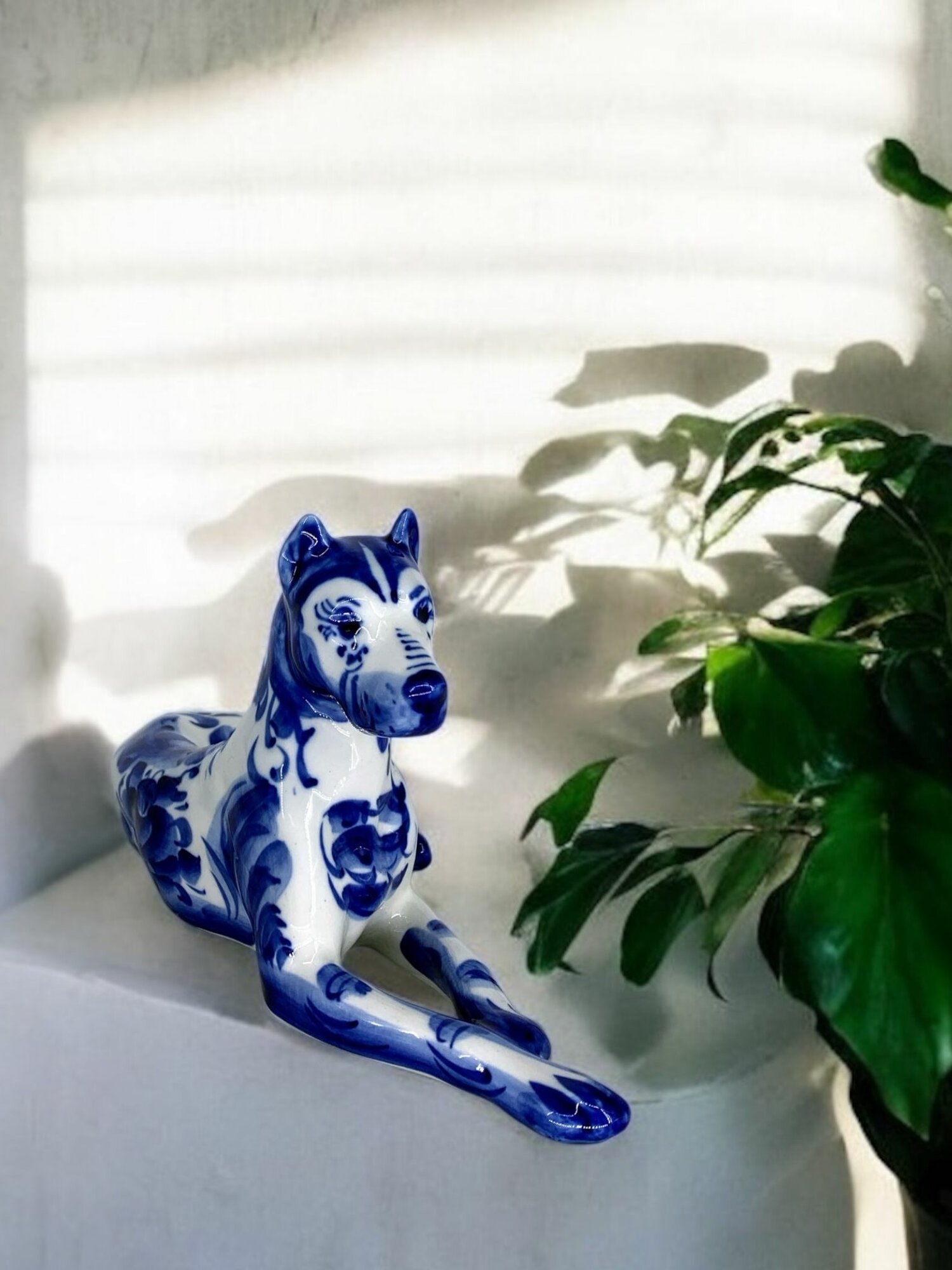 Фарфоровая статуэтка интерьерная "собака Дог" 21х8.5х11.4 см гжель фарфор ручная работа