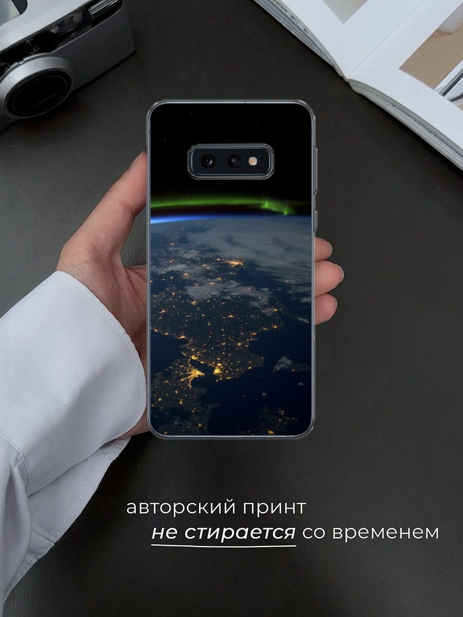 Чехол на Samsung Galaxy S10E / Самсунг Галакси S10E с принтом "Земля из космоса" — фото 1