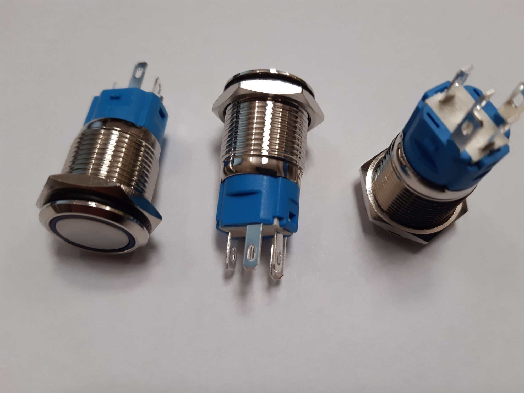 Кнопка без фиксации с переключающими контактами, металл 16мм, с подсветкой 12В