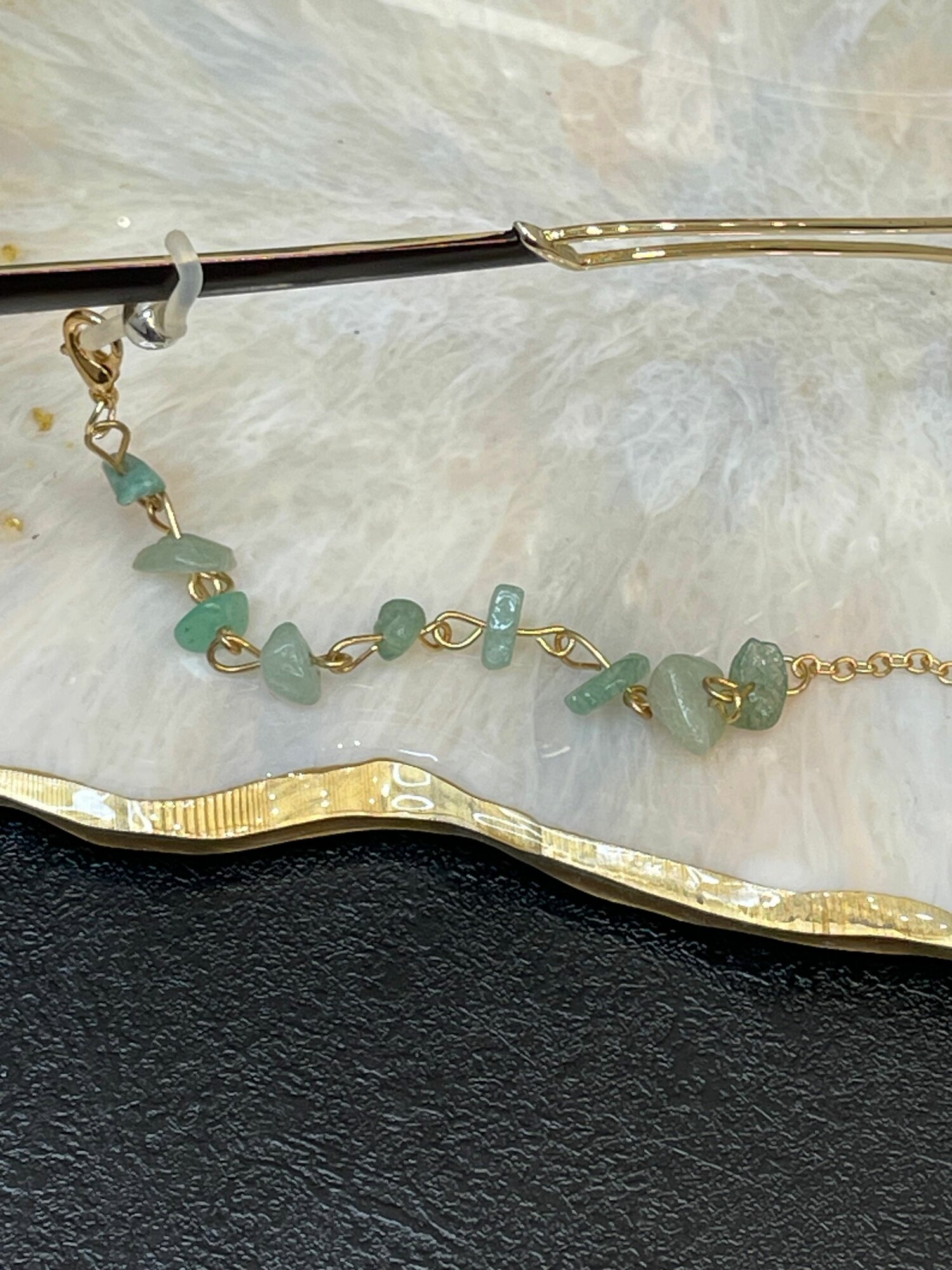 Цепочка для очков MelonySJ золотая с салатовыми камушками. Легкая