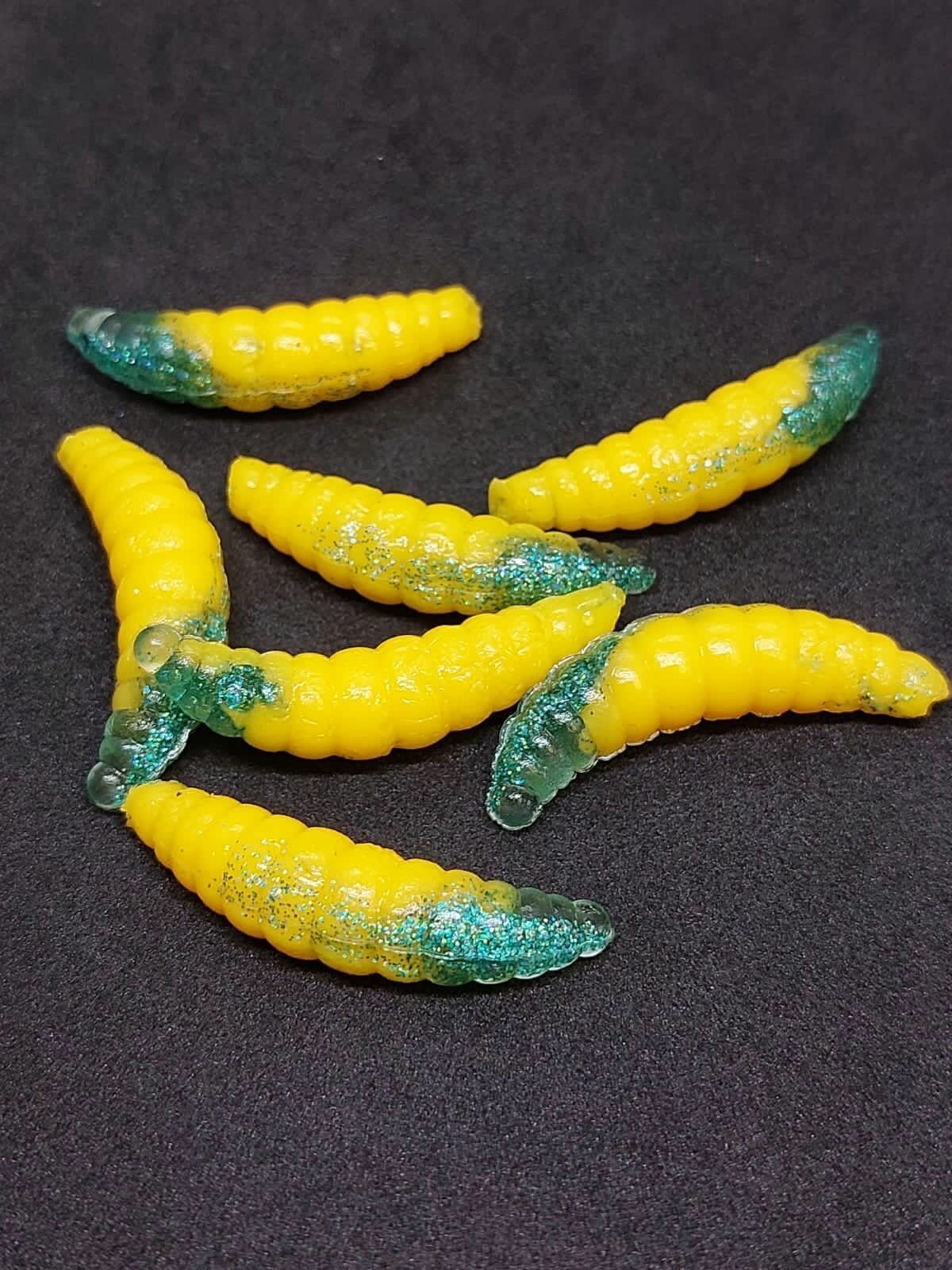 Форелевая силиконовая приманка Maggot 1.6. 38 мм. Желтый бирюза