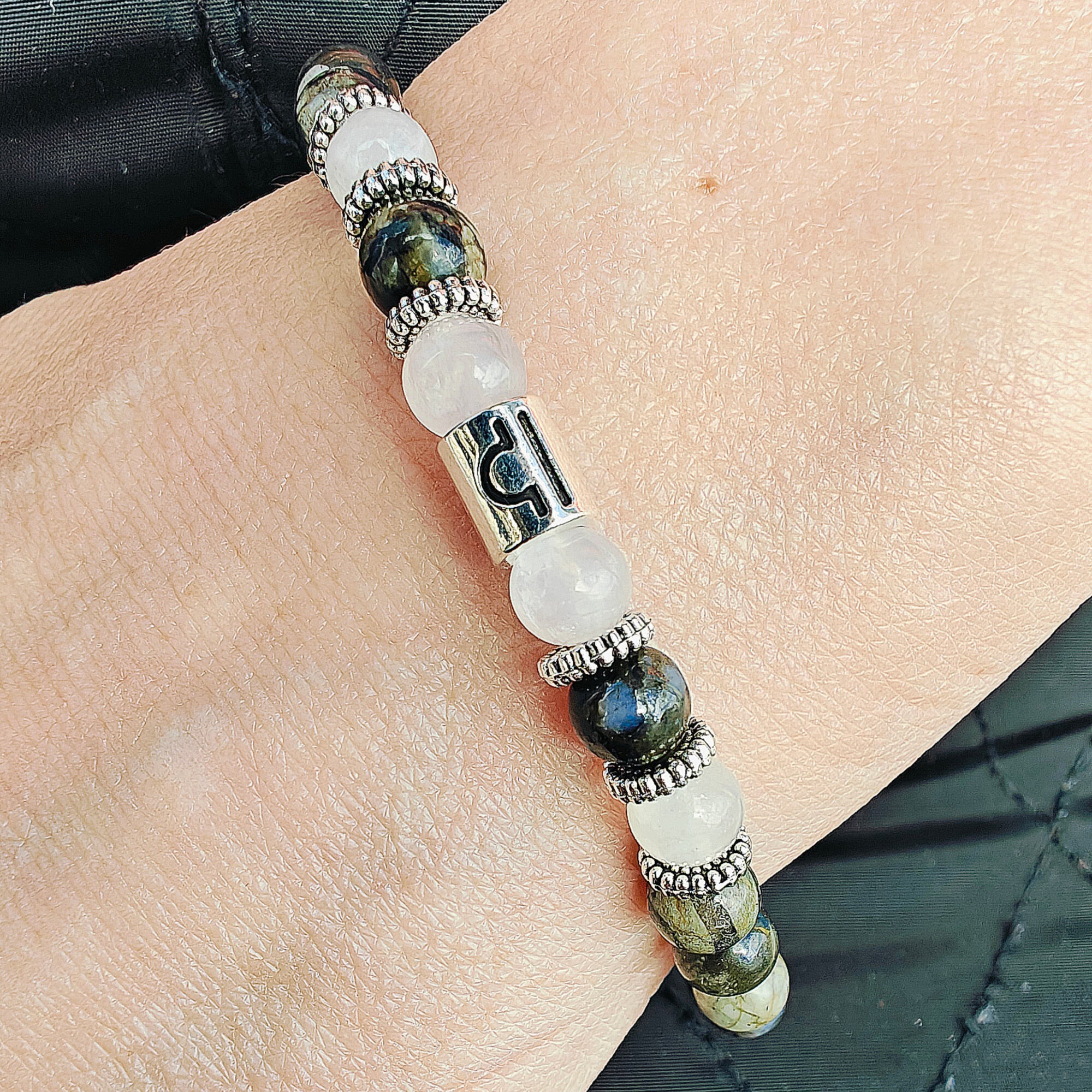 Плетеный браслет, лунный камень, опал