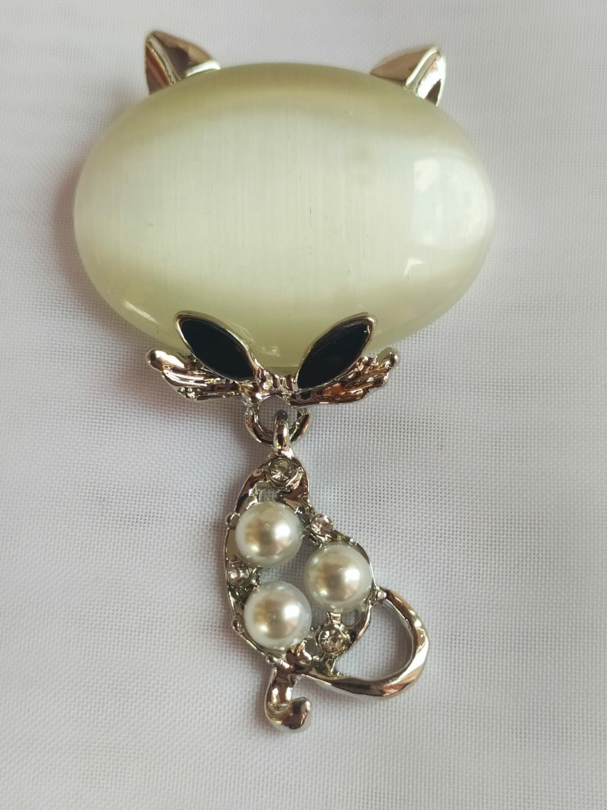 Брошь, стразы, пластик, эмаль, кошачий глаз