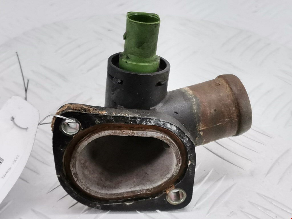 Фланец (штуцер системы охлаждения тройник) Audi A4 B5 06B121132H арт. 1618886
