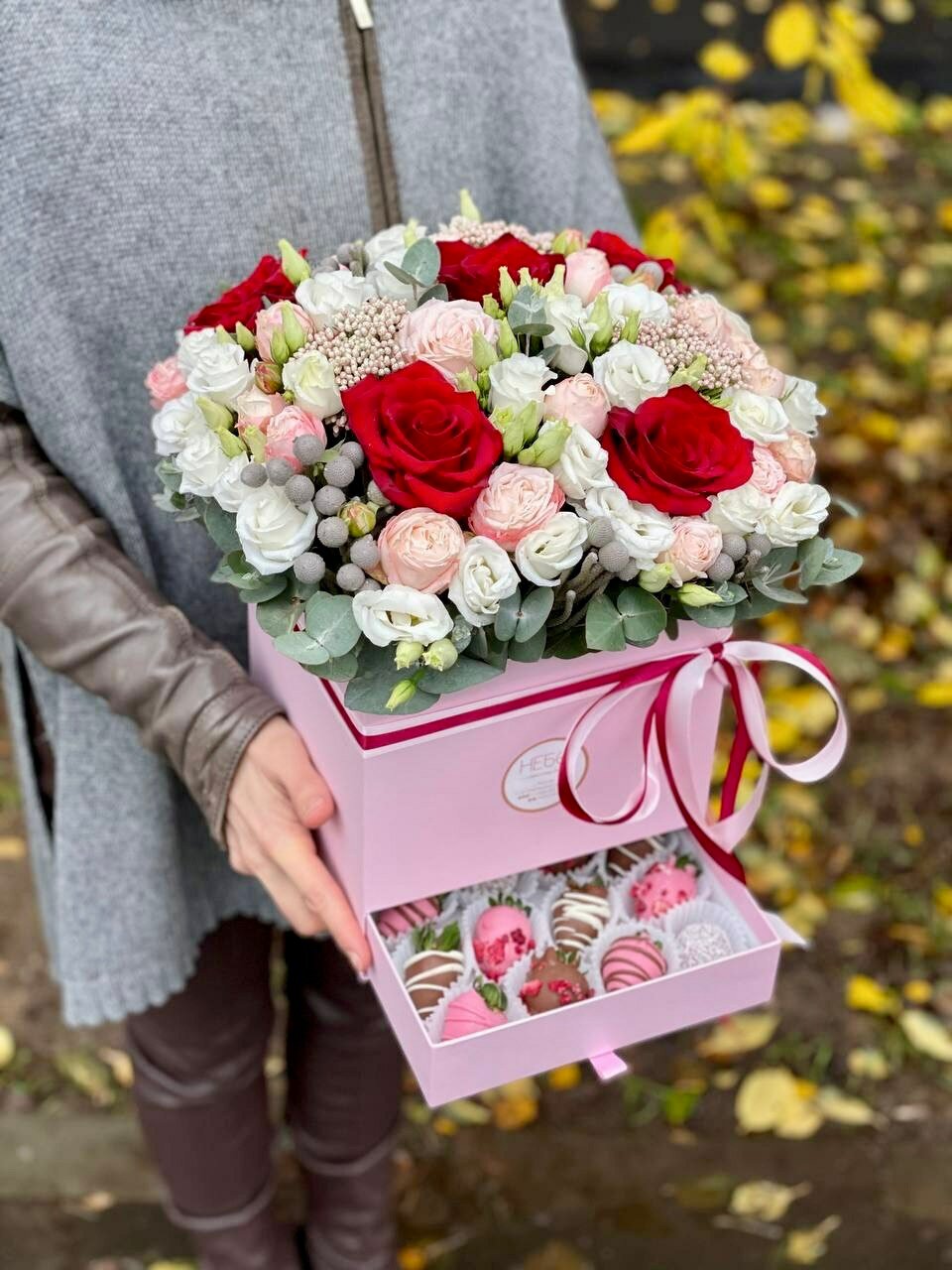 Шкатулка с цветами, 16 клубник в белом, розовом и молочном шоколаде, кокос, малина, микс цветов, Berry mood 1, L размер