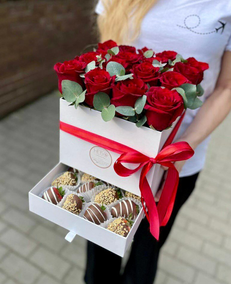 Шкатулка с цветами, 16 клубник в молочном и белом шоколаде, орех, 17 красных роз, эвкалипт, Dream, L размер