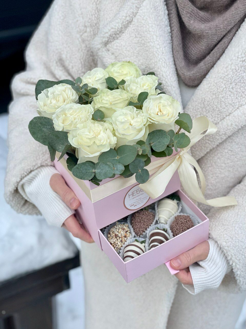 Шкатулка с цветами, 9 клубник в белом и молочном шоколаде, орех, темный рис, 9 белых роз, эвкалипт, Dream, М размер