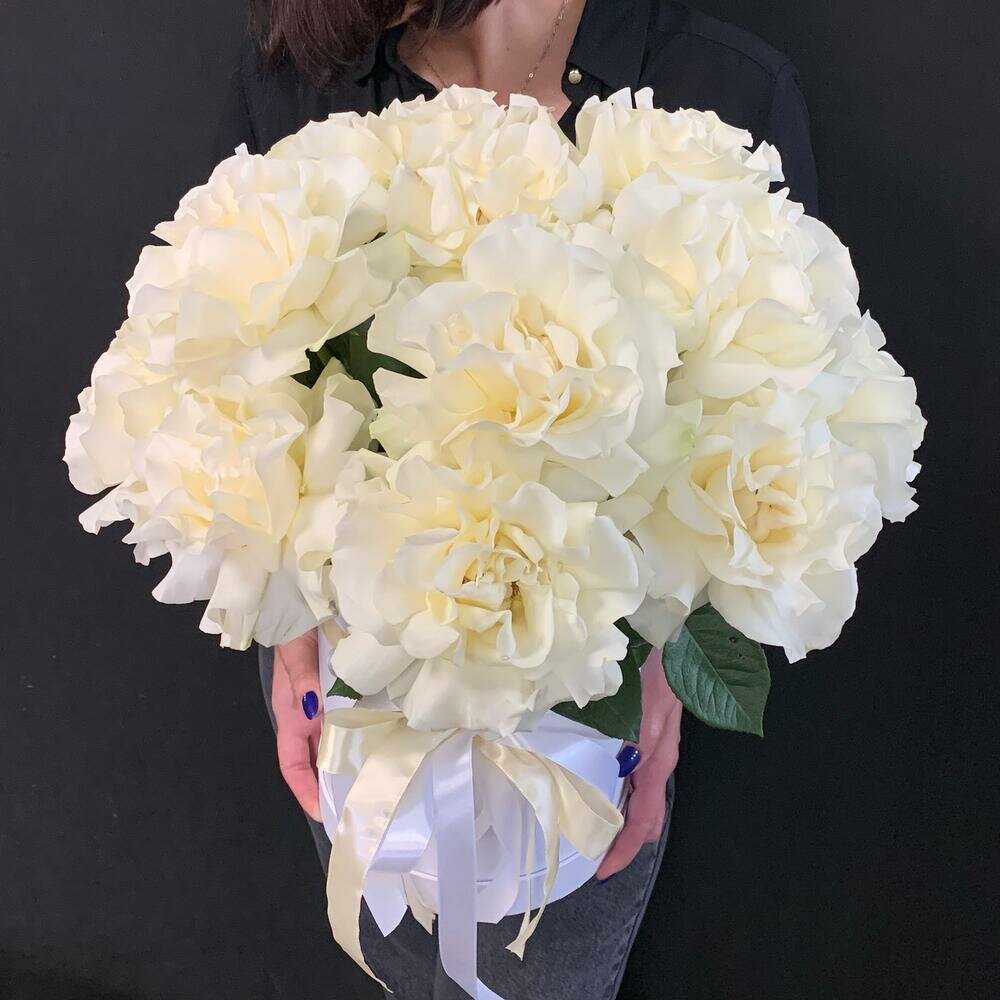 15 французских роз / 15 белых французских роз в белой шляпной коробке / Вывернутые розы