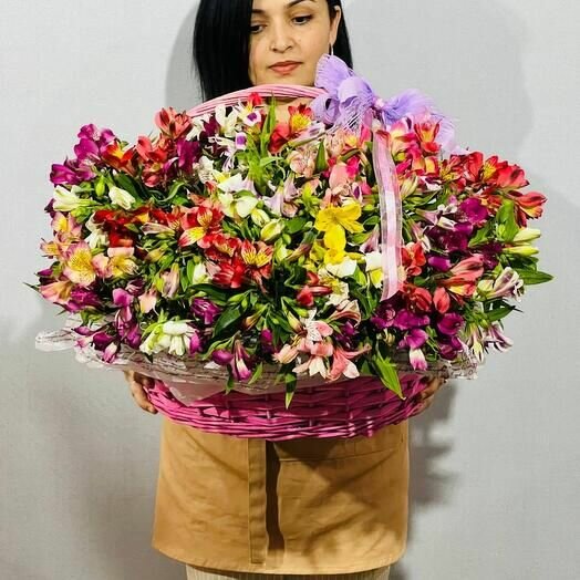 Букет гигант с альстромерией в корзине 101 шт.