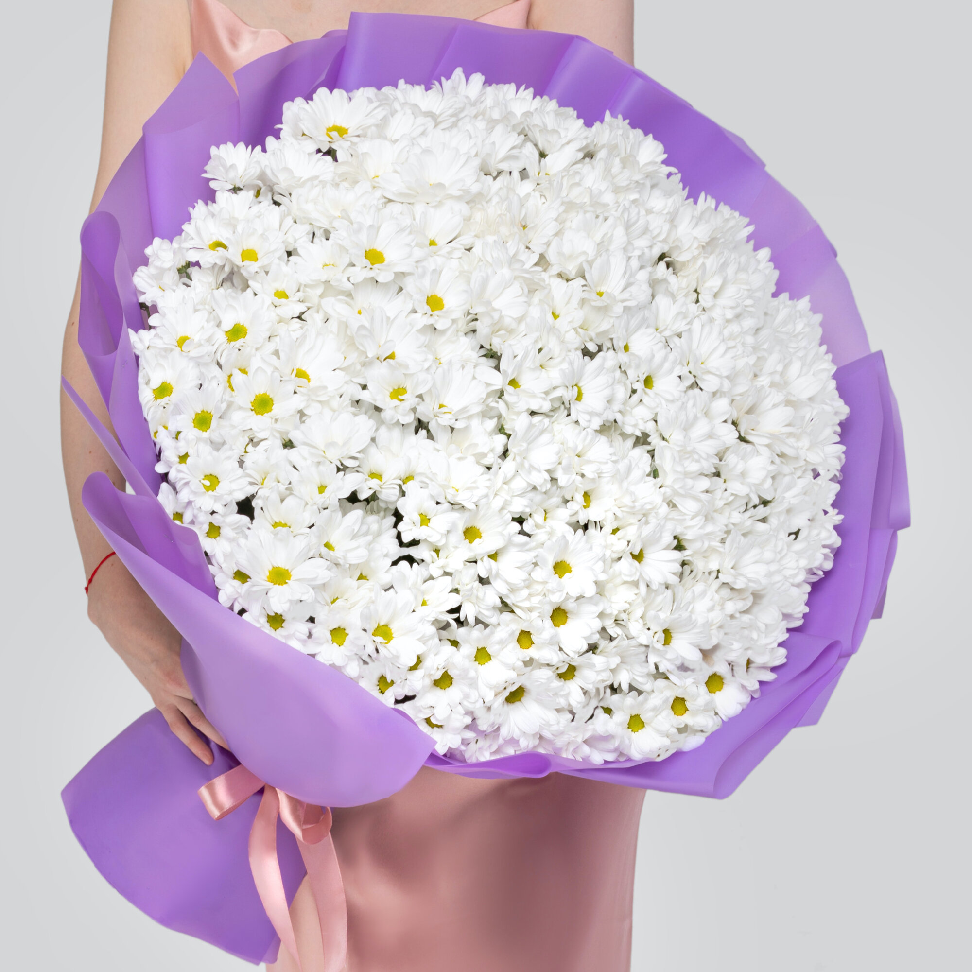 Букет Мегацвет24 "Хризантемы Ромашка белая", 51 цветок, дизайнерская упаковка