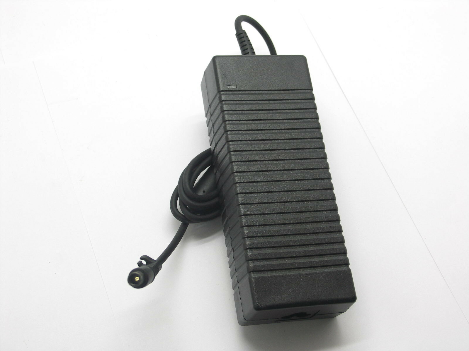 Блок питания для HP 19V/7,1A 135W, разъем 7.4x5,0 с иглой, с кабелем в розетку, завод Delta, ADP-HP-23