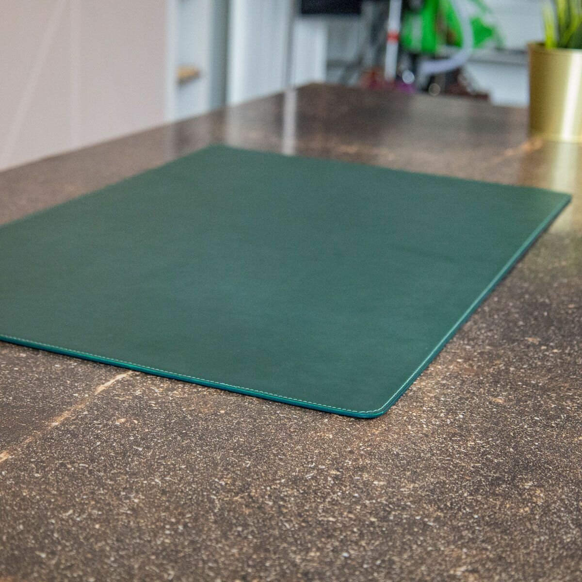 Бювар из натуральной кожи для рабочего стола, Ogmore Bottle by Audmorr, Размер - A2- 40x60 см, натуральная кожа, зеленый