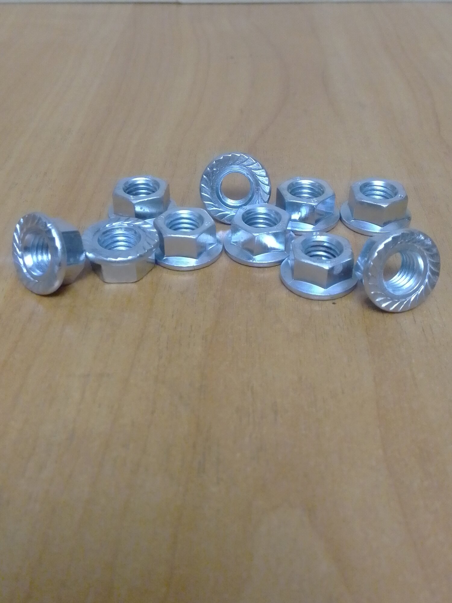 Гайка М10х1.5 с зубчатым фланцем (кронштейна стабилизатора ГАЗ, Газель, Соболь) и др. Комплект 10 штук. Красная Этна. 4599551-821