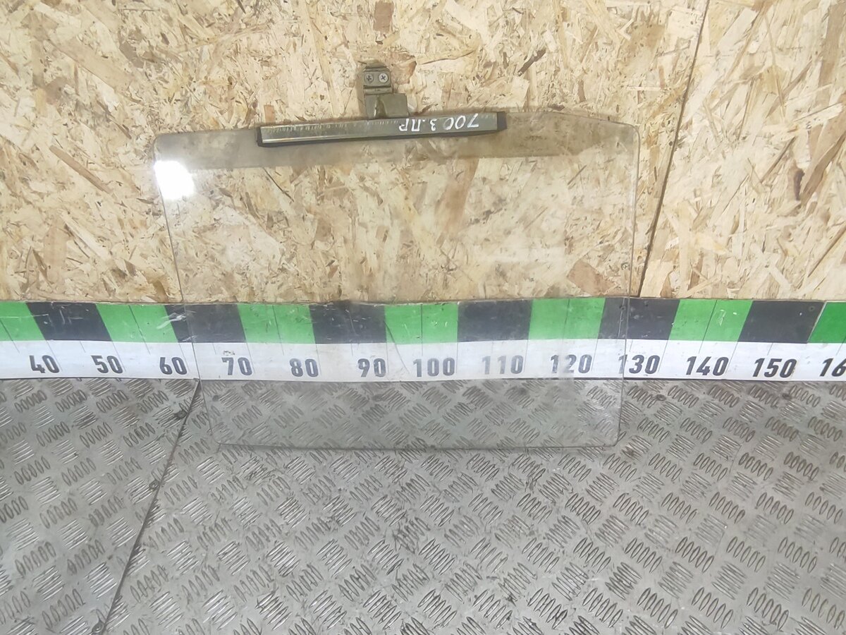 Стекло двери задней правой VAZ 2107 21066203210