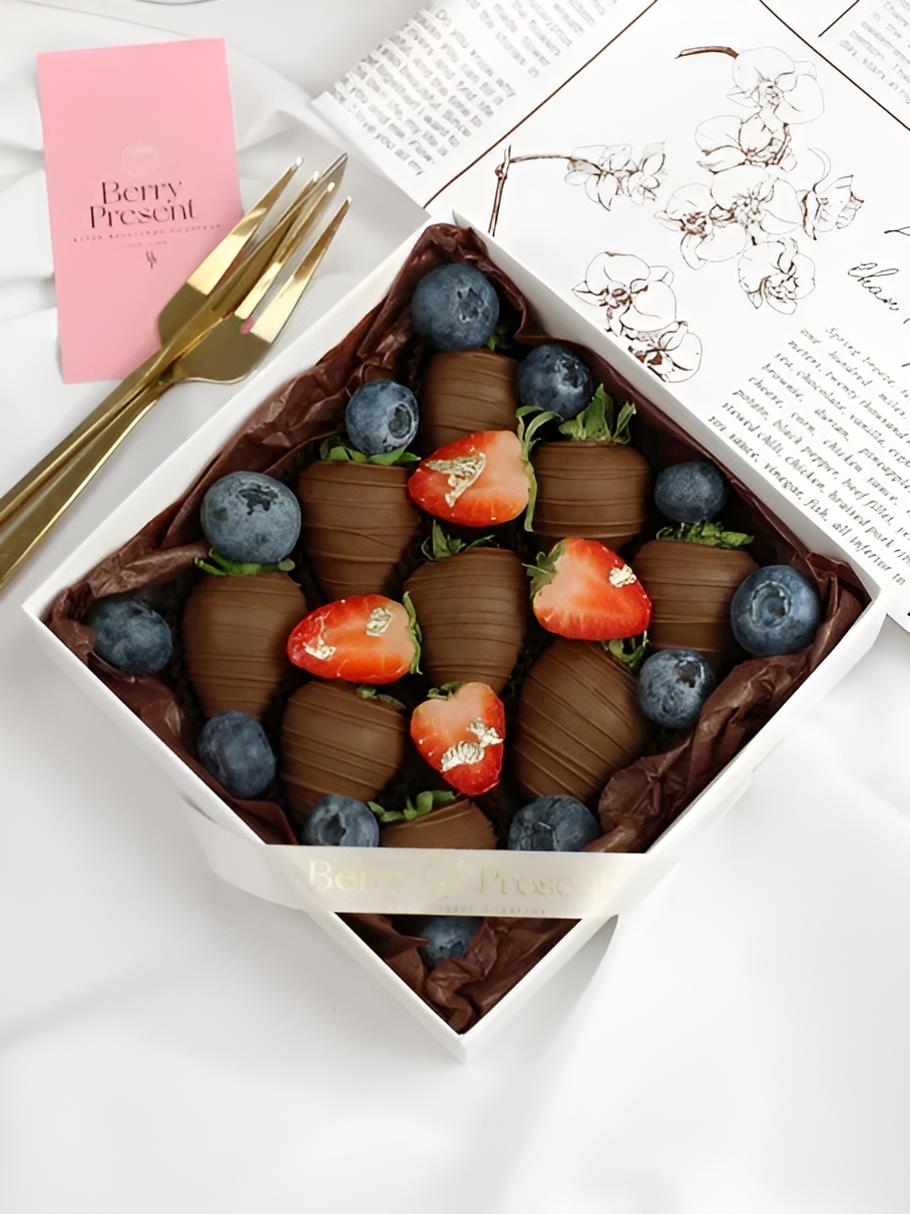 Клубника в шоколаде в коробке набор "Golden Strawberries" с голубикой 9-12 шт.