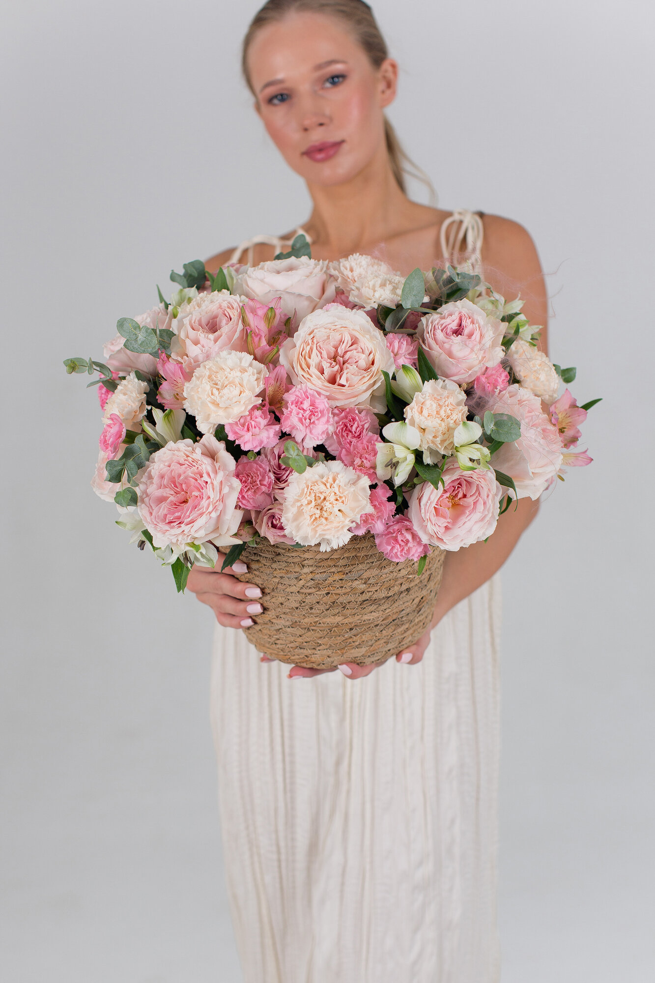 Букет пионовидных роз, гвоздик и альстромерий в плетеном кашпо Букет 320 Floret размер M