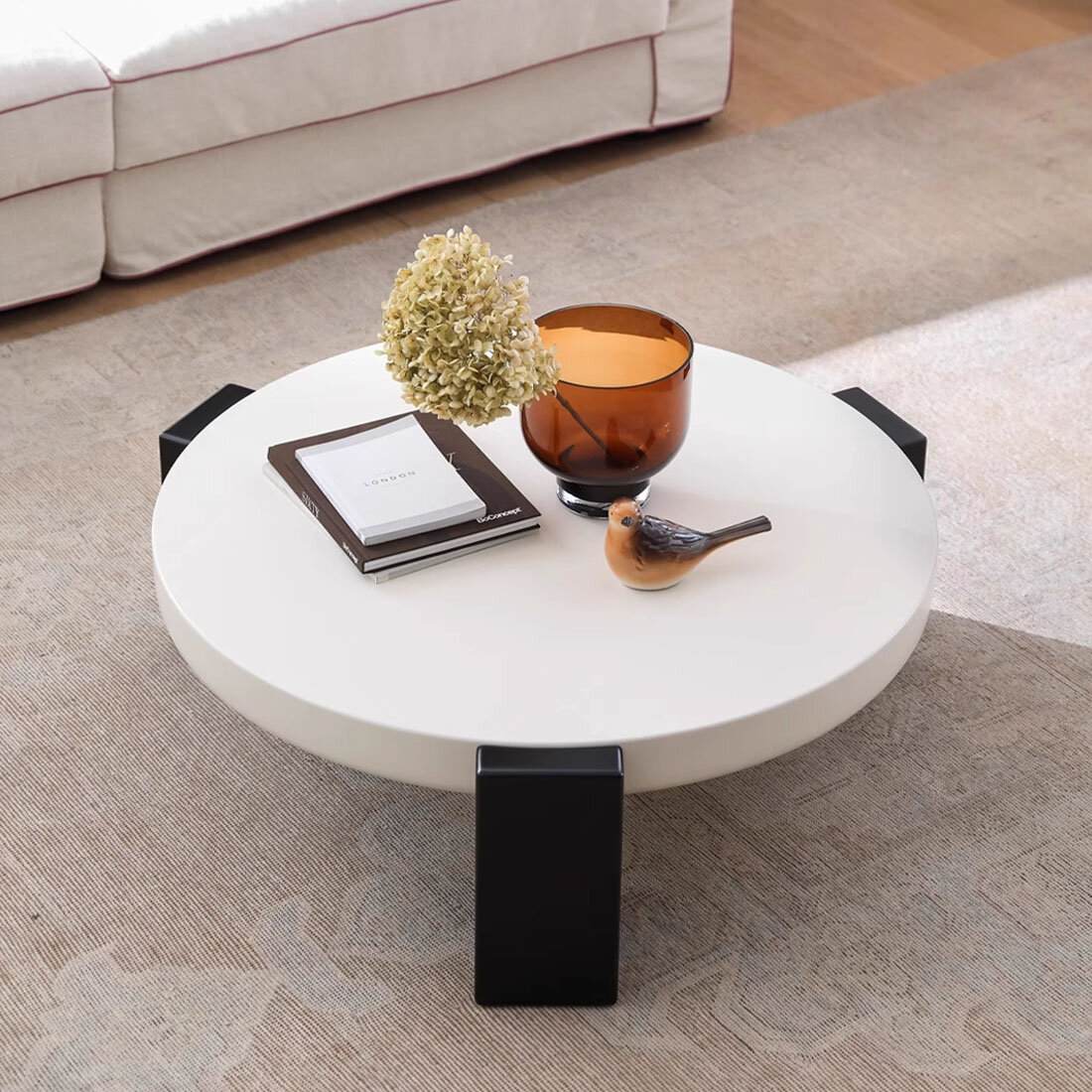 Минималистичный круглый журнальный столик Lillian