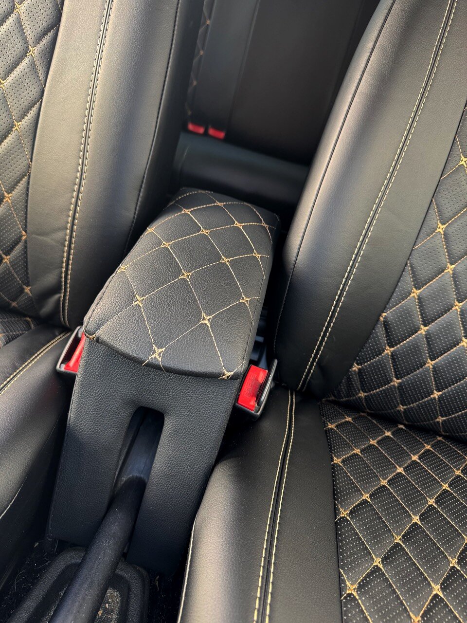 Подлокотник - бар для LADA Granta FL / Гранта / Калина. Экокожа, черный, бежевая строчка.