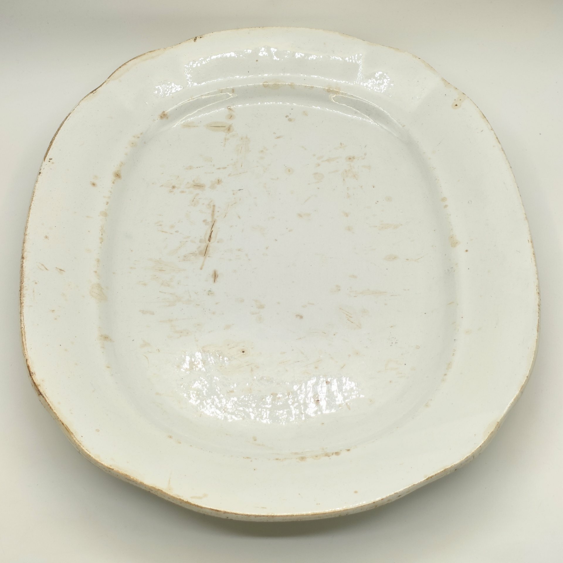 Блюдо овальной формы с фигурным бортом, фаянс, золочение