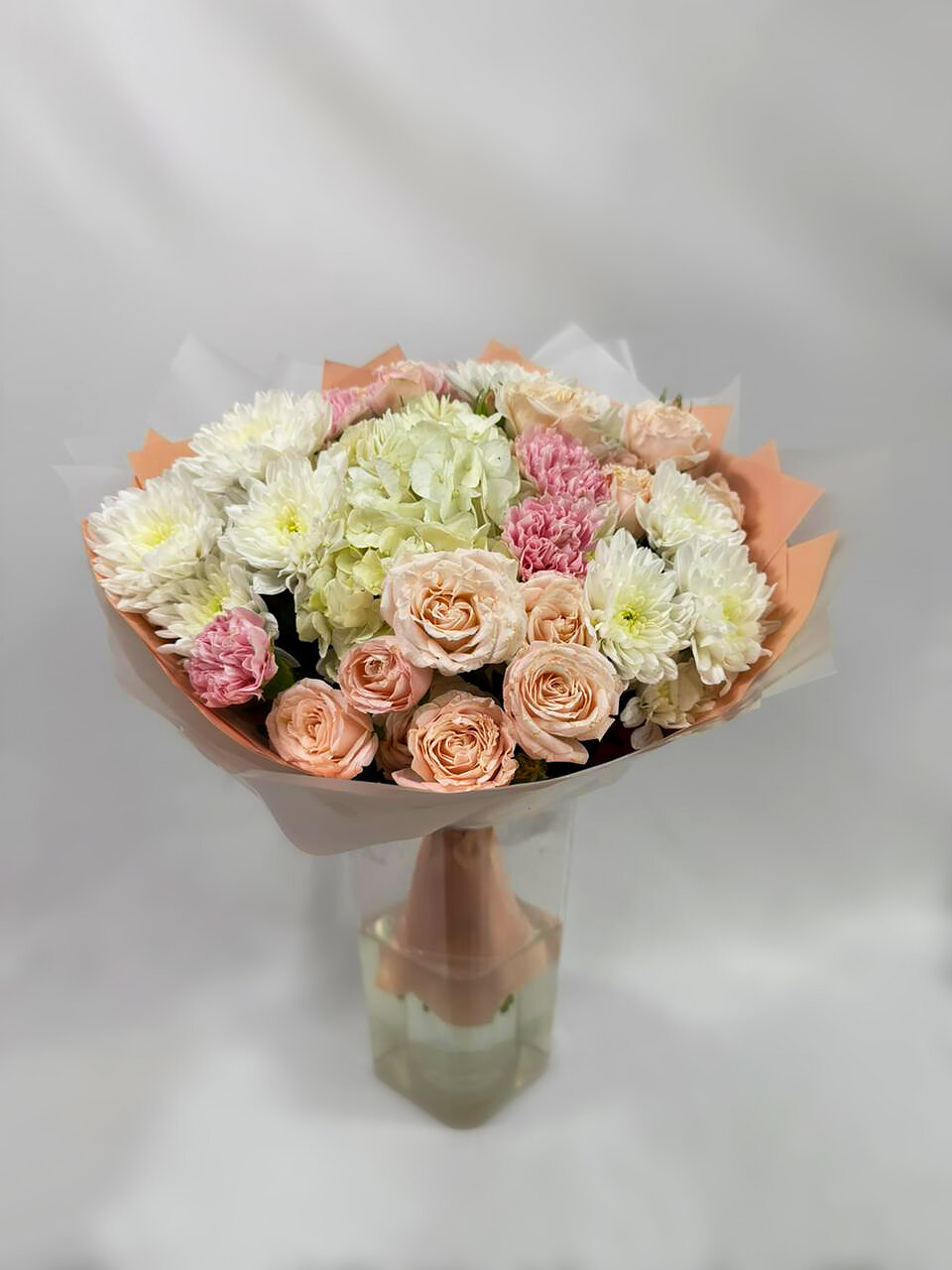 Букет из белой гортензии, кустовой бежевой розы, кустовых хризантем