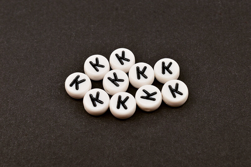 Бусина с буквой K 7х4мм, отверстие 1мм, цвет белый/черный, 540-109, 10шт