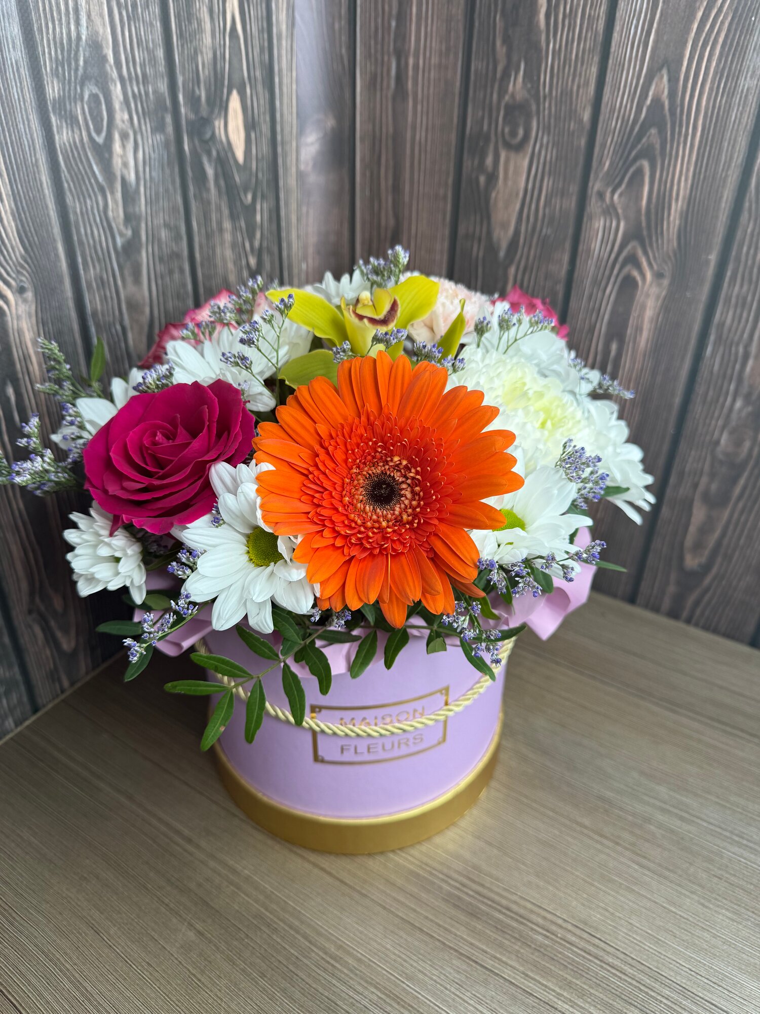 Букет в коробке с розами, герберой, хризантемой на любого повод, для любимой, девушки, мамы