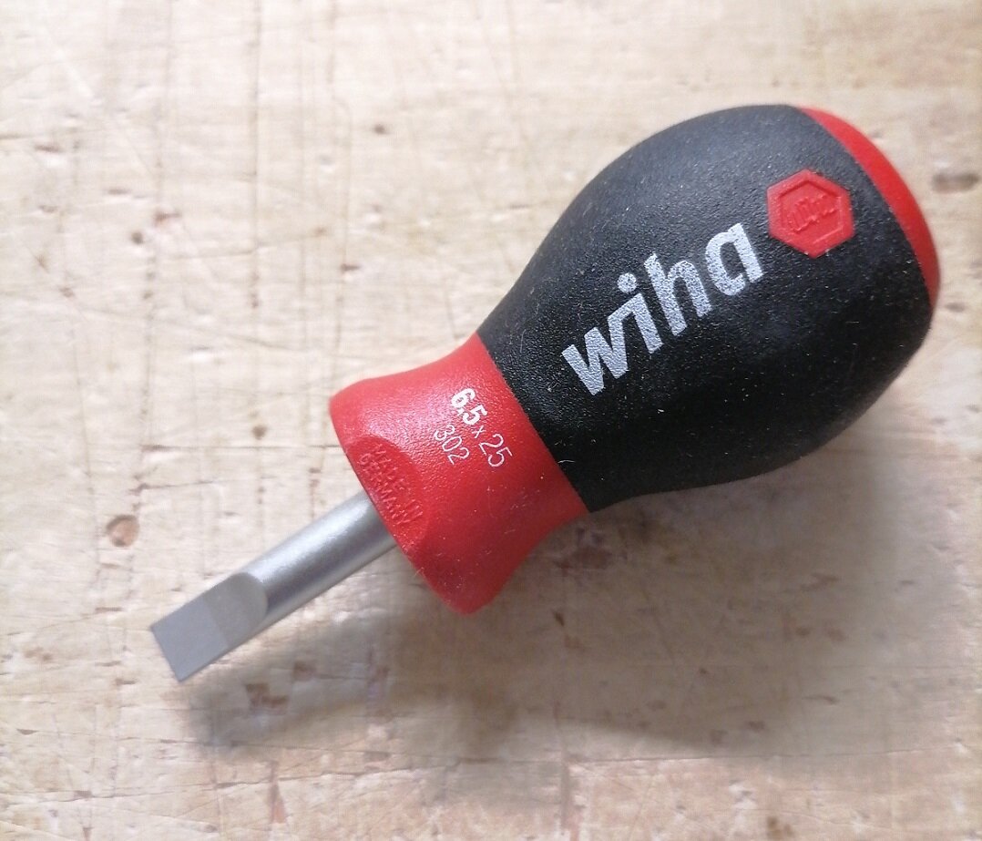 Отвертка SoftFinish Slotted 302 6,5 x 25 укороченная 26966 Wiha