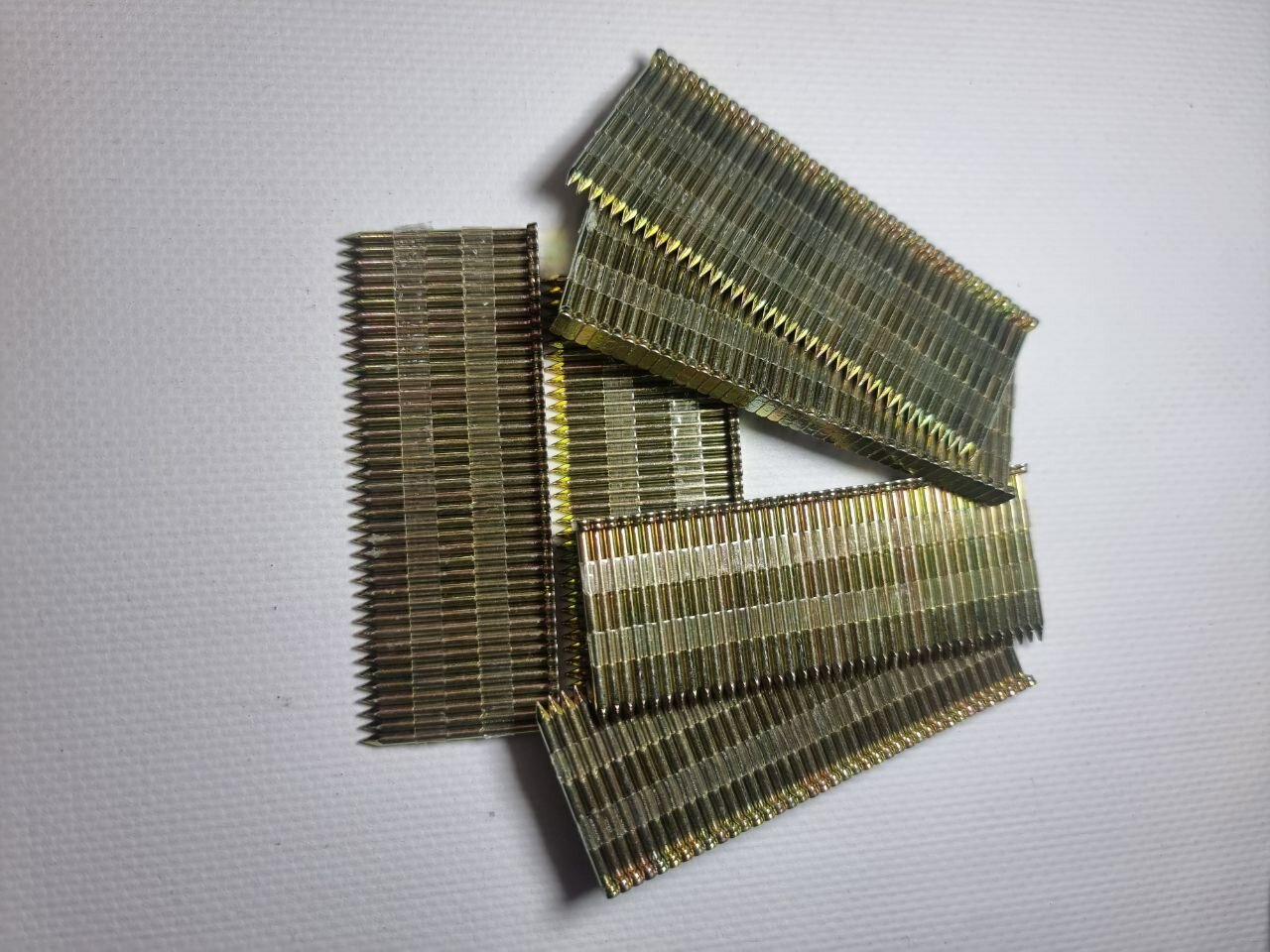 Гвозди для пневмопистолета золотые 1.8*28 мм -39 шт в ленте *26 лет (1014шт) Германия