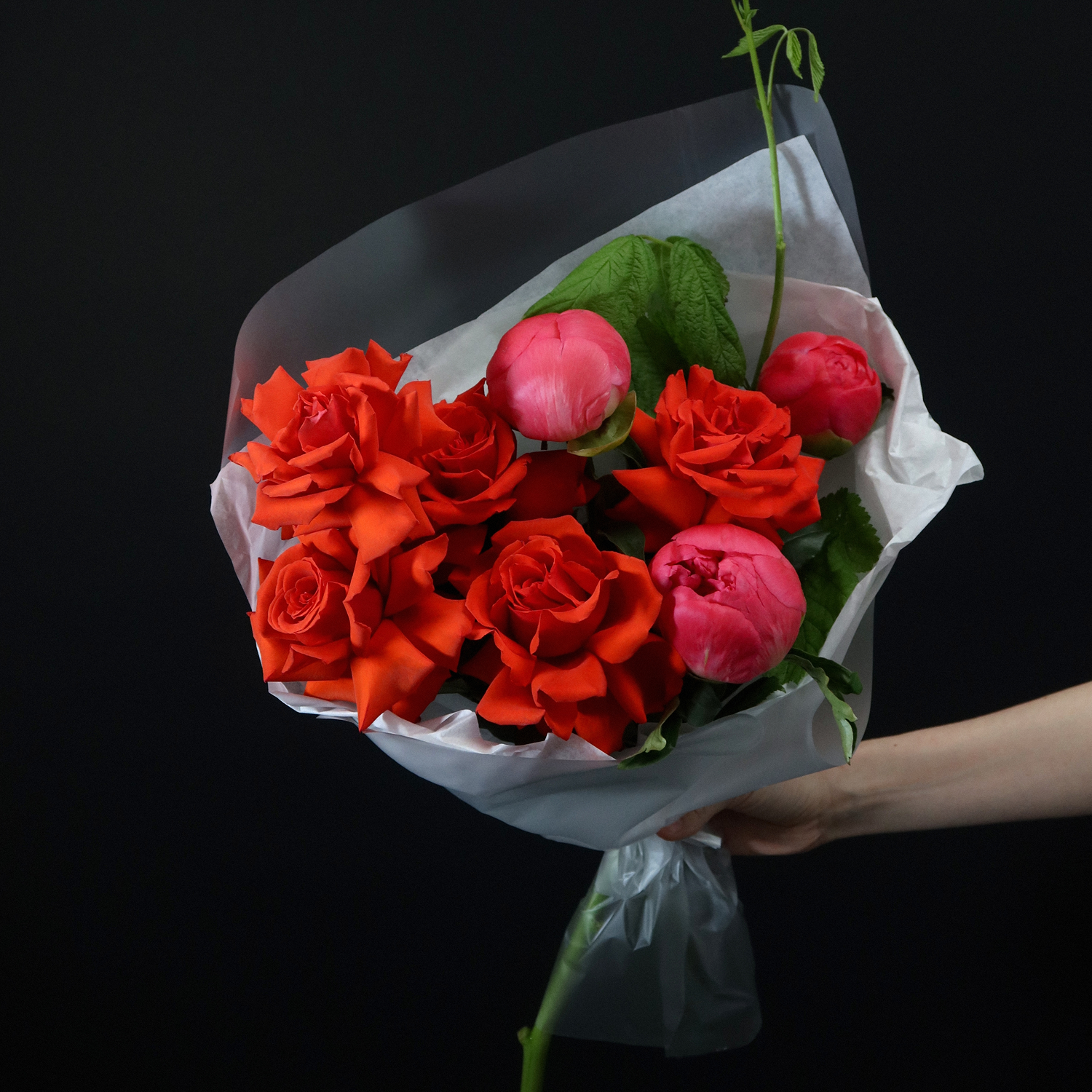 Яркий букет, букет с вывернутыми розами и пионами, красные розы и коралловые пионы, французские розы и веточки малины