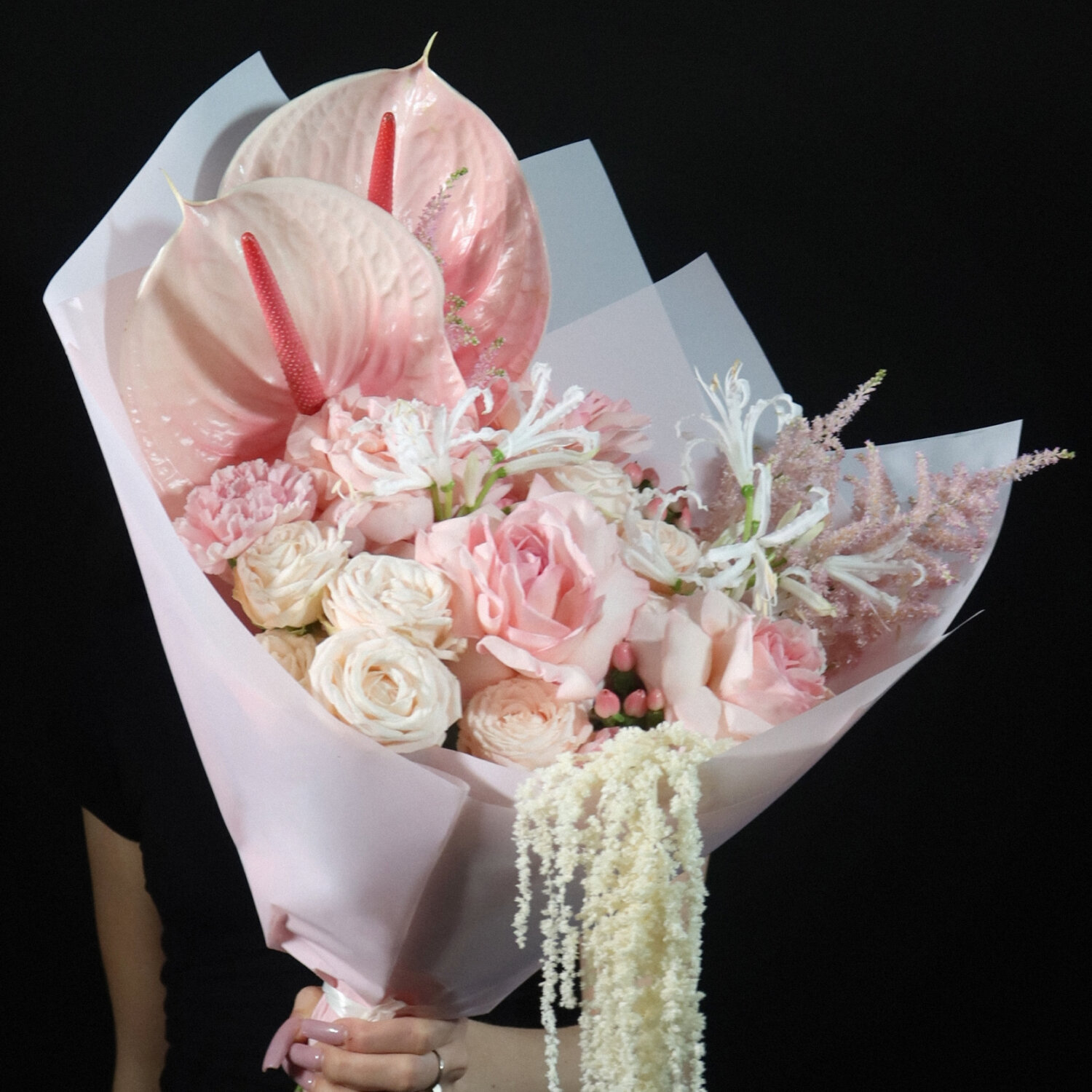 Нежный розовый букет с розами, кремовые кустовые розы и антуриум, розовый букет