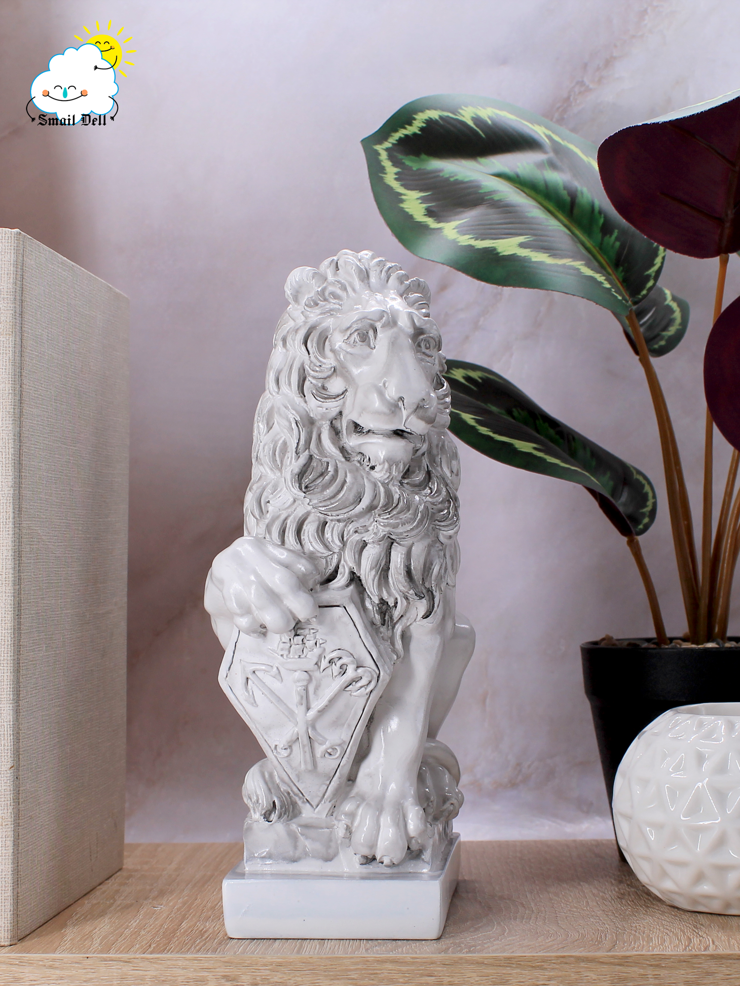 Интерьерная статуэтка Лев со щитом , 21 см , гипс, цвет слоновая кость