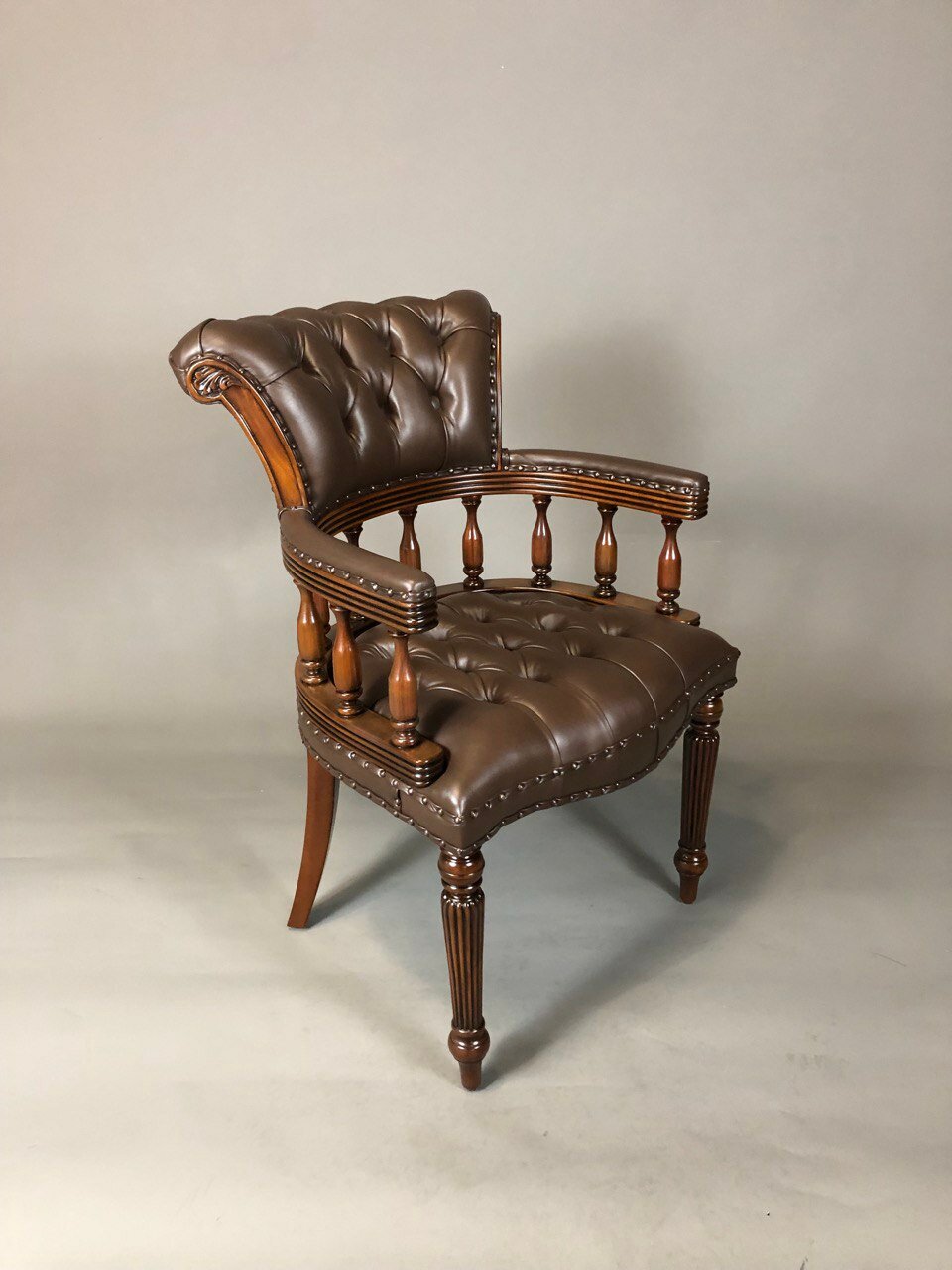 Кресло для руководителя DOMKORLEONE из красного дерева (mahogany wood) кожаная обивка Brown, цвет орех CMH (коричневый)