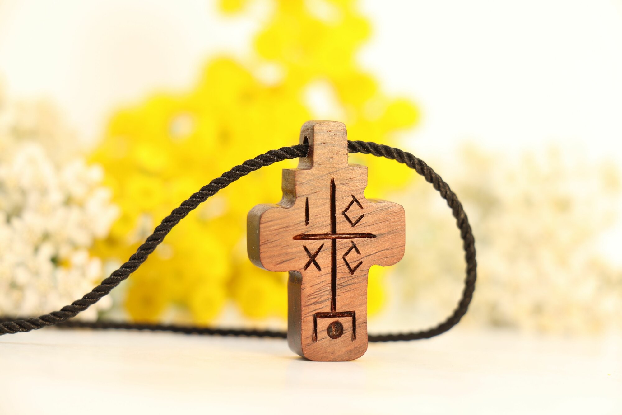 Крестик из палисандра натурального ручной работы