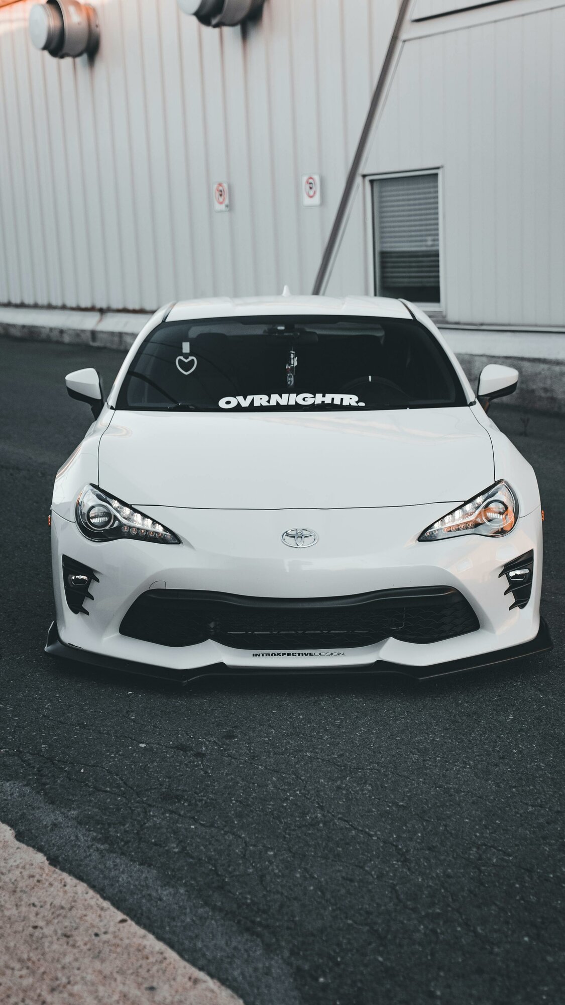 Картина на холсте 60x110 LinxOne "Автомобиль, интерьер для дома / декор на стену / дизайн