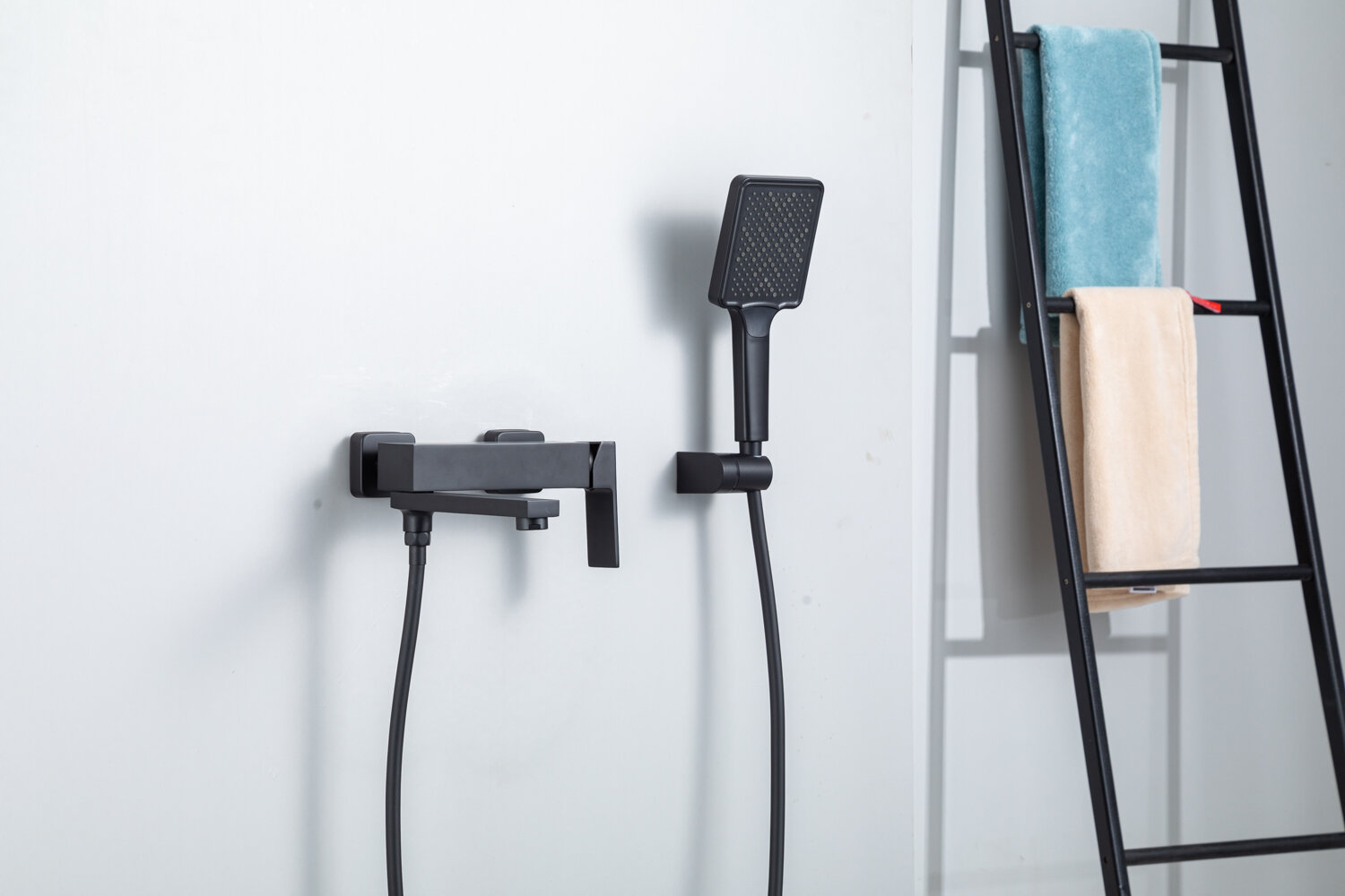 Смеситель для ванн FRAP F3291-6, черный, латунь, поворотный излив, каскадный