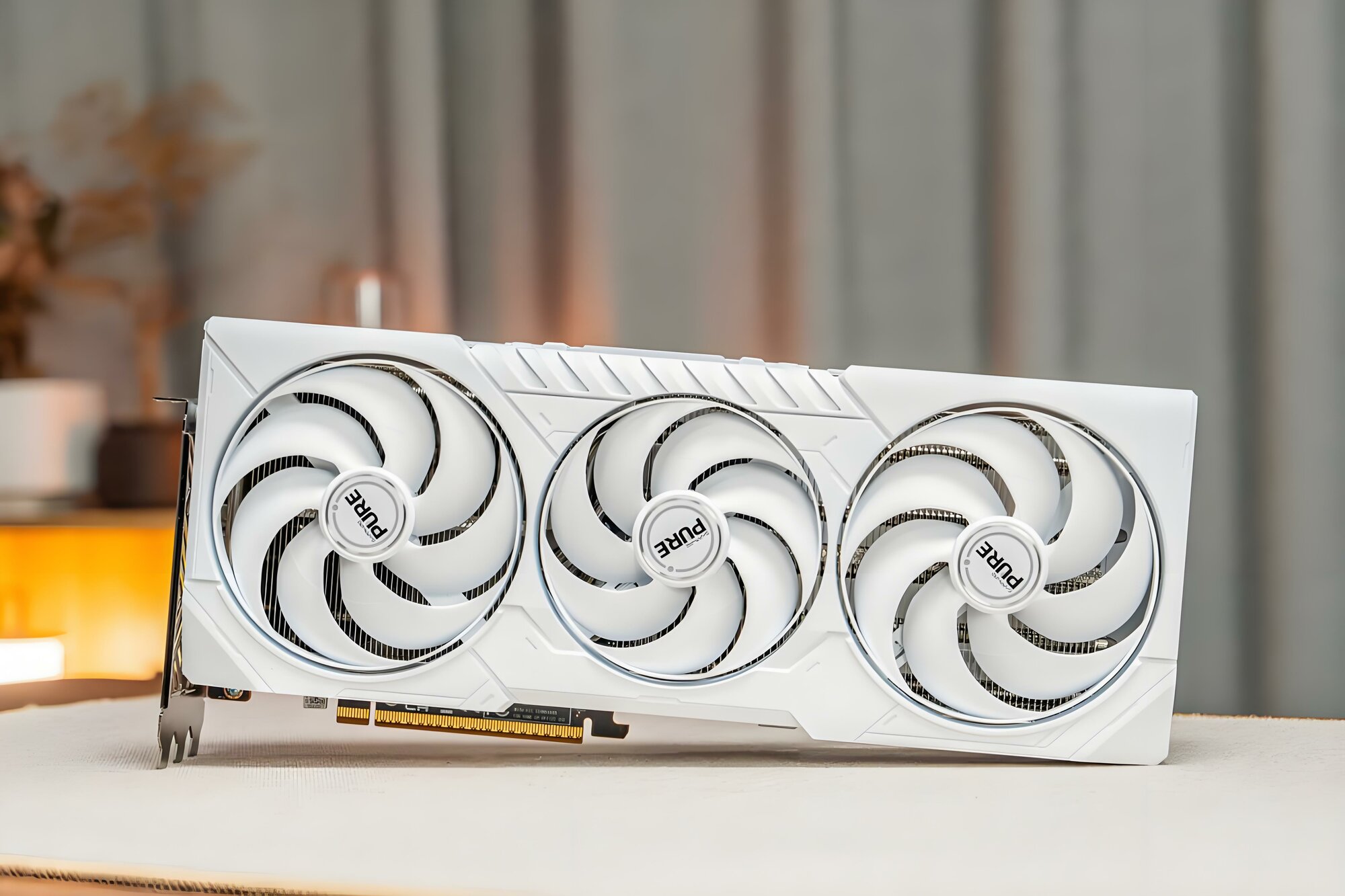 Видеокарта RX 9070XT Radeon AMD Sapphire Pure 16G OC, 2460 - 3010 МГц, трехкулерная, белая стиляга