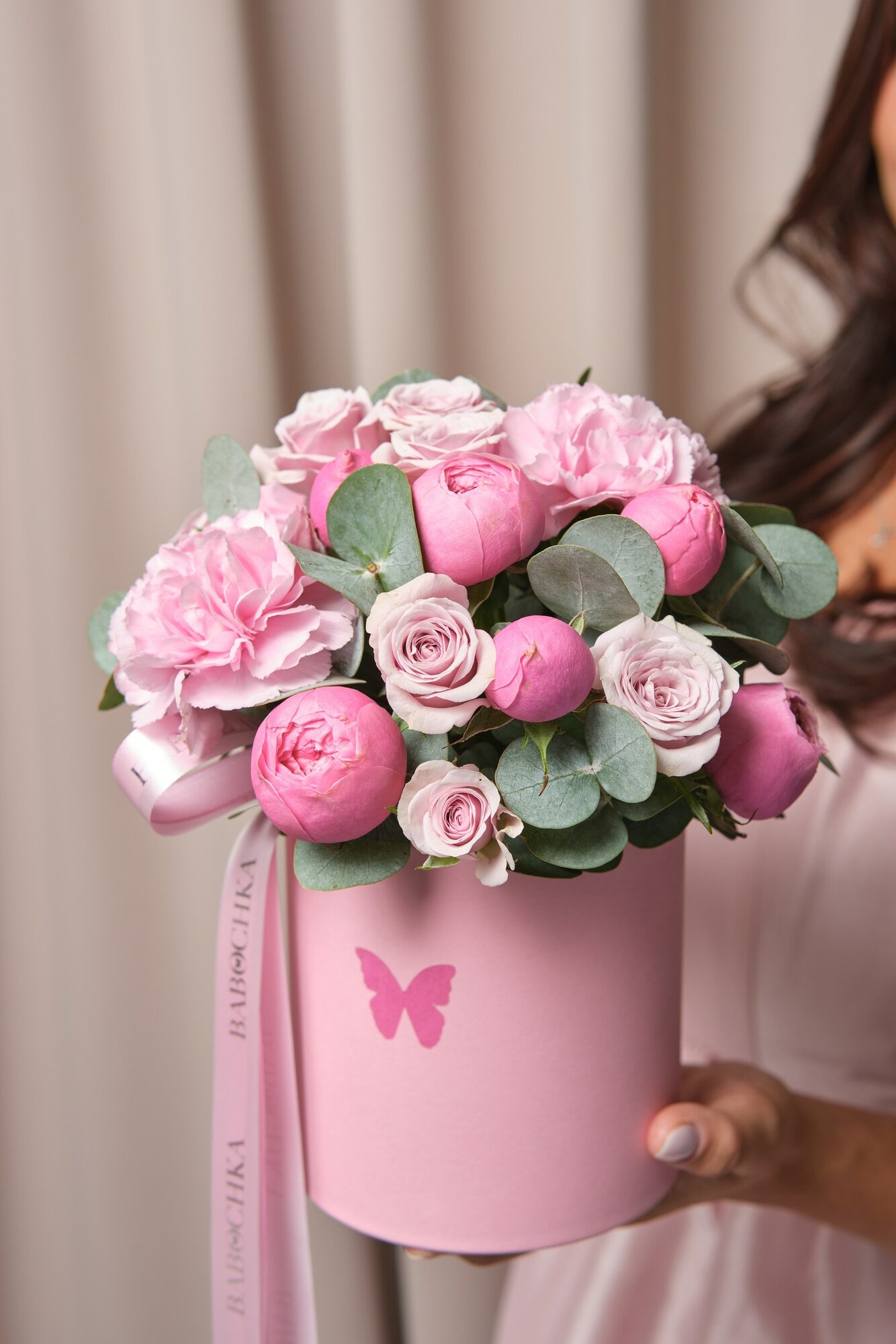 Цветы в коробке. Нежная композиция комплимент из пионов роз с розовыми диантусами и веточками эвкалипта